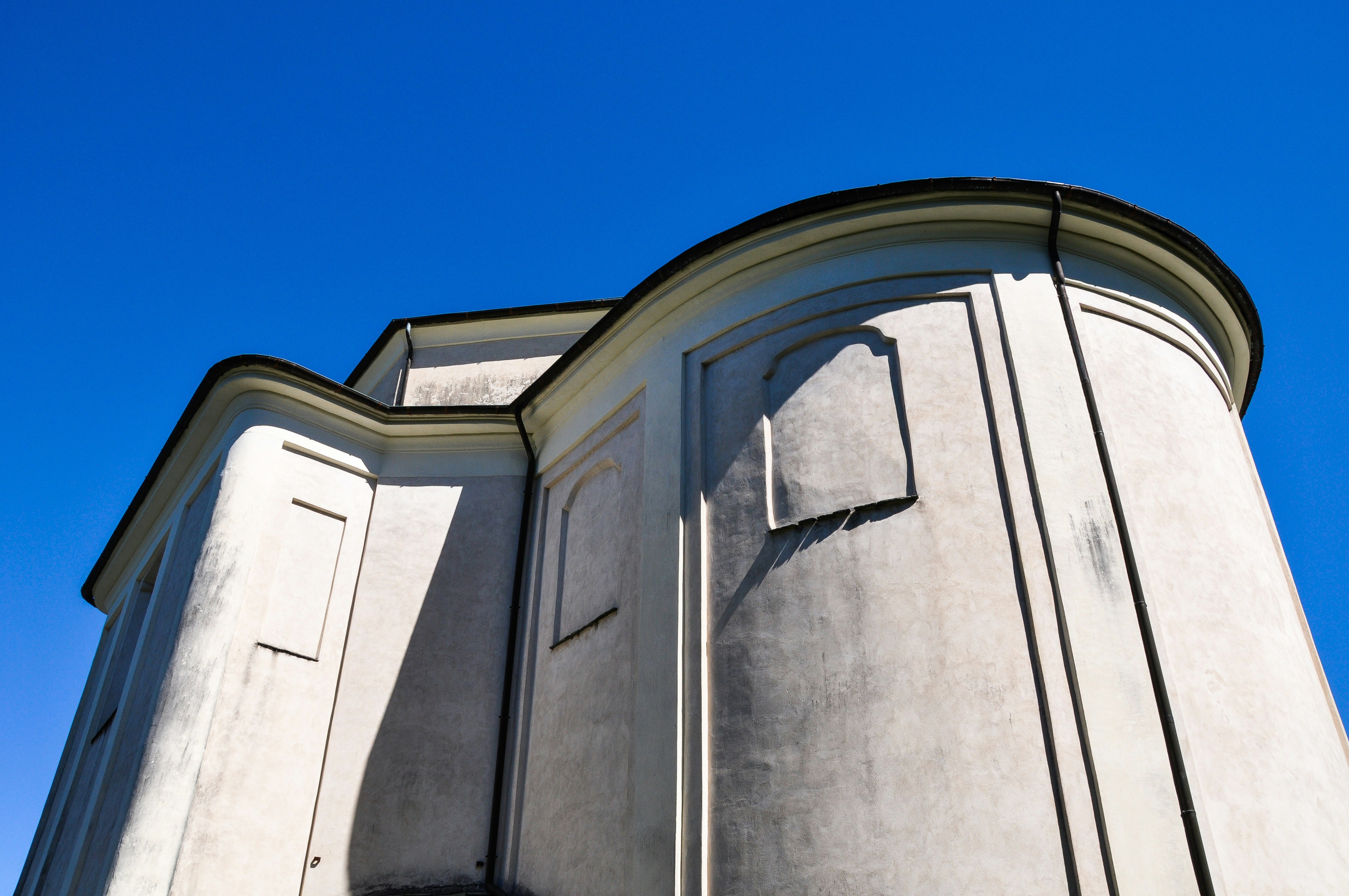 Curved Villa Facade Reaching Toward a Clear Sky