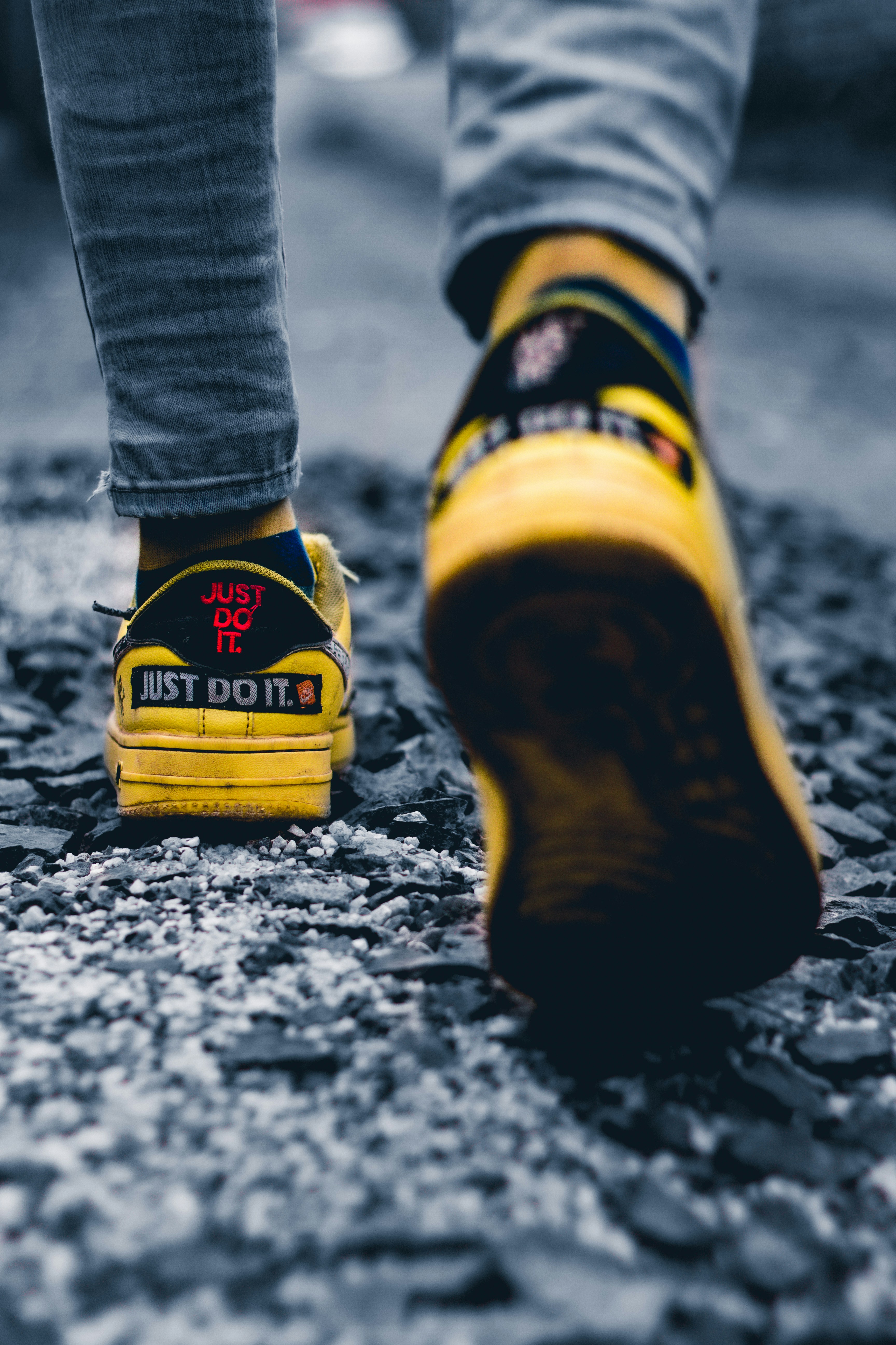 Foto Persona con zapatillas deportivas Nike amarillas y negras – Imagen ...