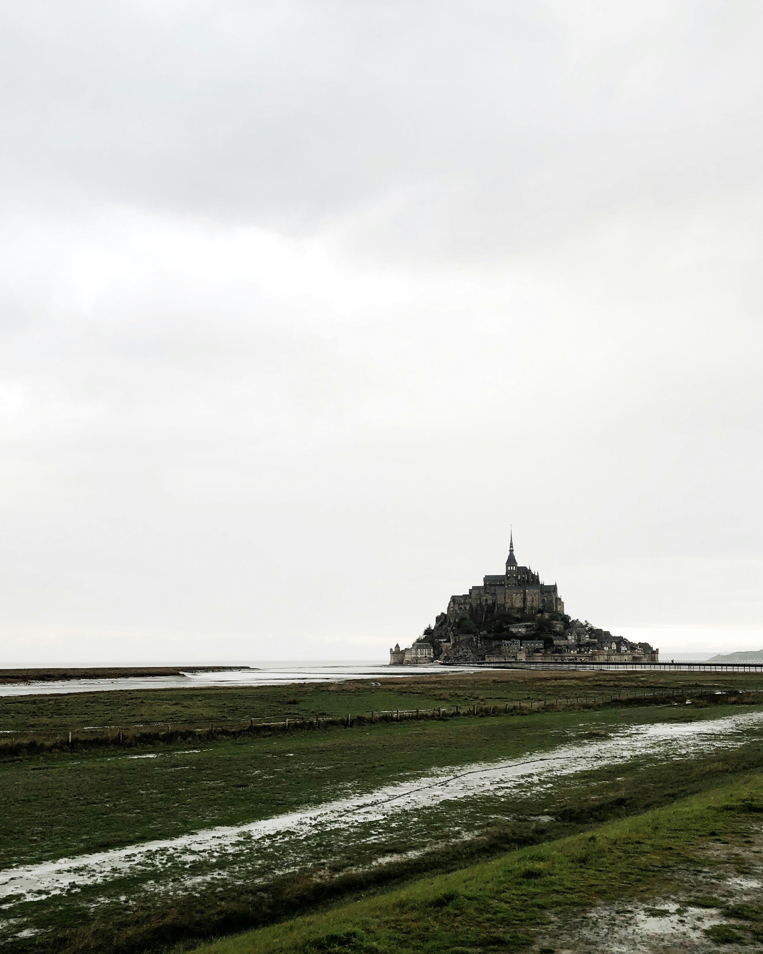 Foto Castillo negro en campo de hierba verde bajo cielo blanco durante ...
