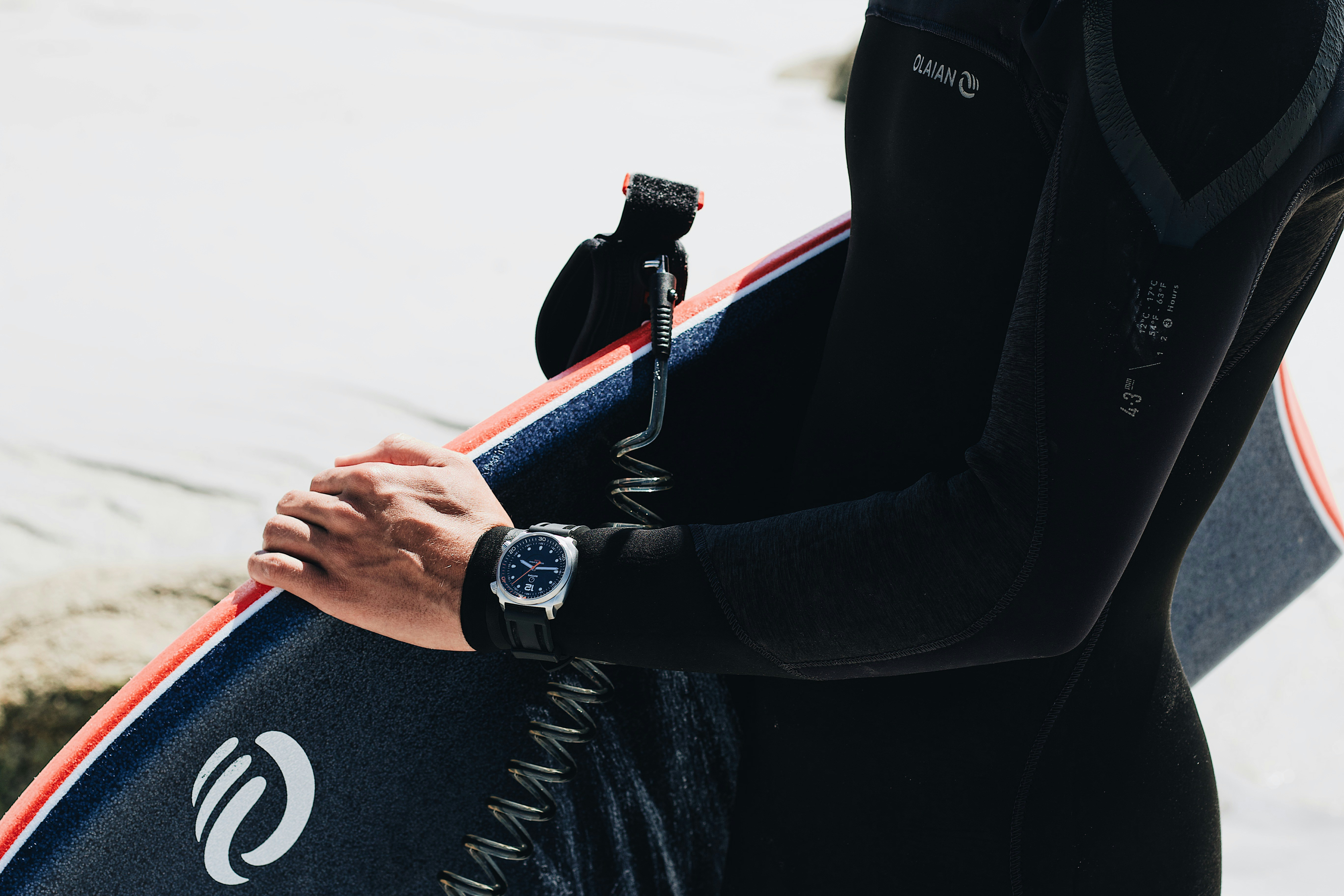 Close Grip on the Surfboard: Quiet Focus Before Ride