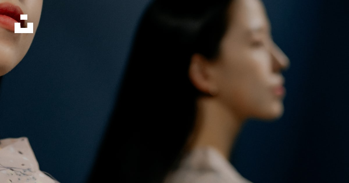 흰 꽃무늬 셔츠를 입은 여자 사진 Unsplash의 무료 목 이미지