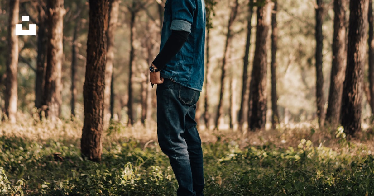 Homme En Chemise Bleue Et Jean Bleu Debout Sur Le Champ Dherbe Verte