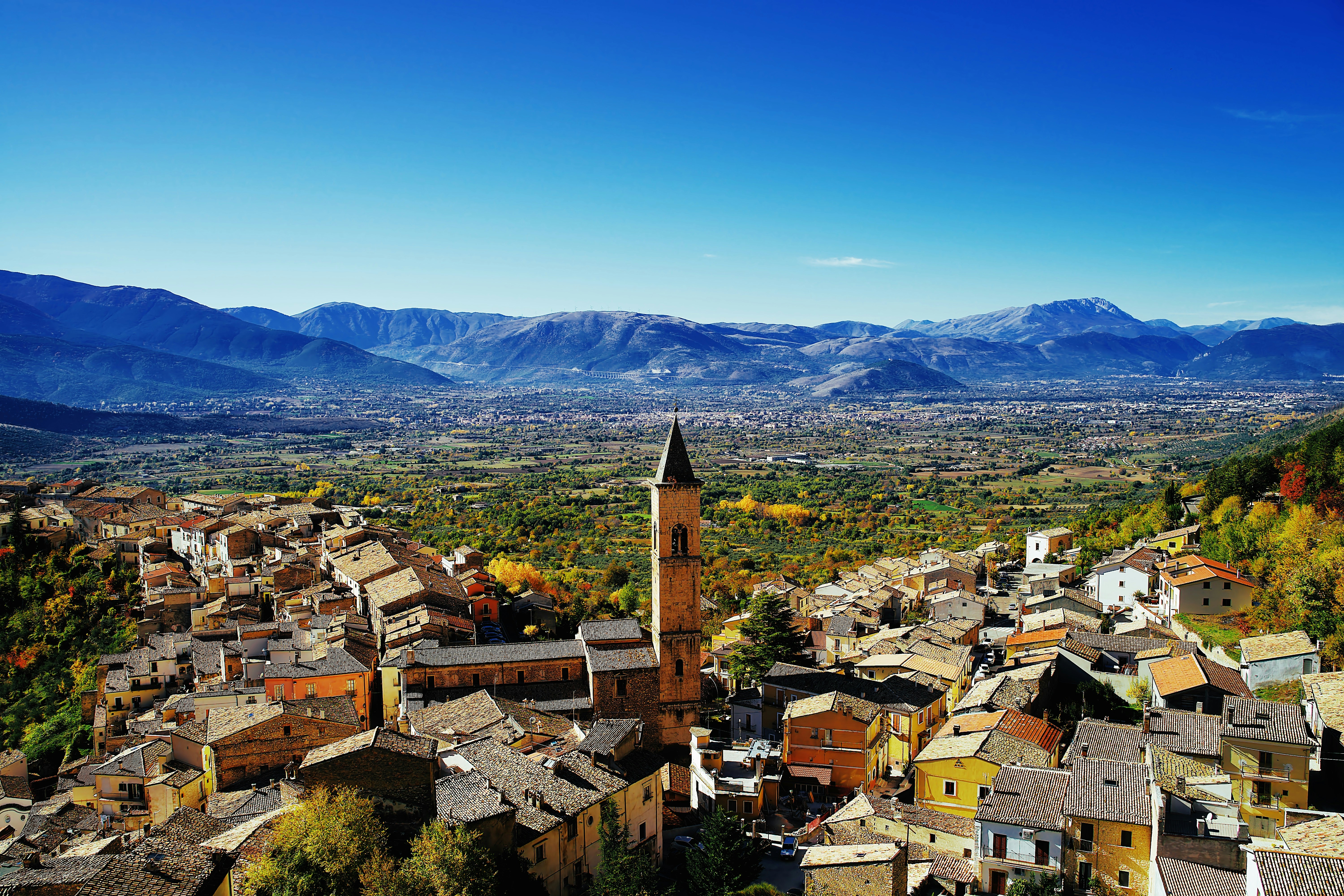 Foto scattata dal castello di Pacentro con vista sul paese e la piana sottostante. | aerial view of city during daytime