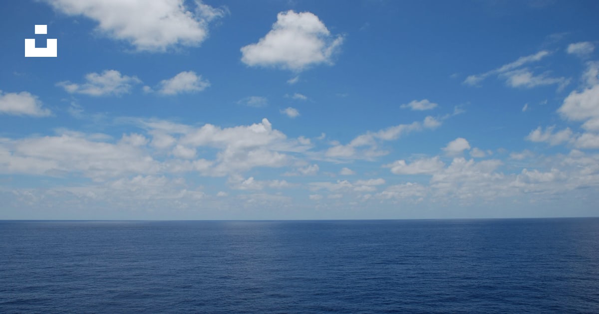 昼間の青い空と白い雲の下に青い海の写真 Unsplashの青いの無料画像