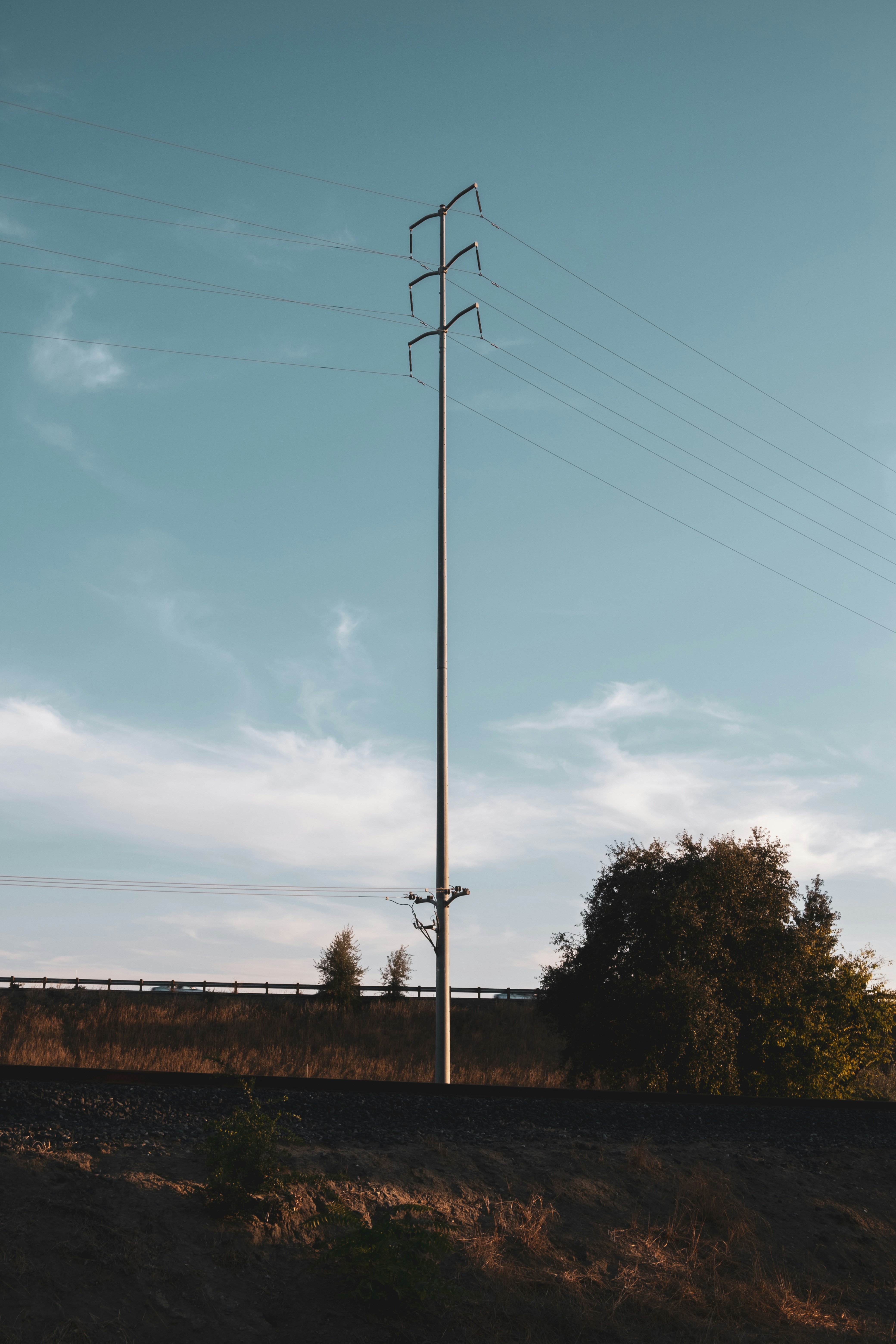 Foto zum Thema Ein Telefonmast am Straßenrand – Kostenloses Bild zu ...
