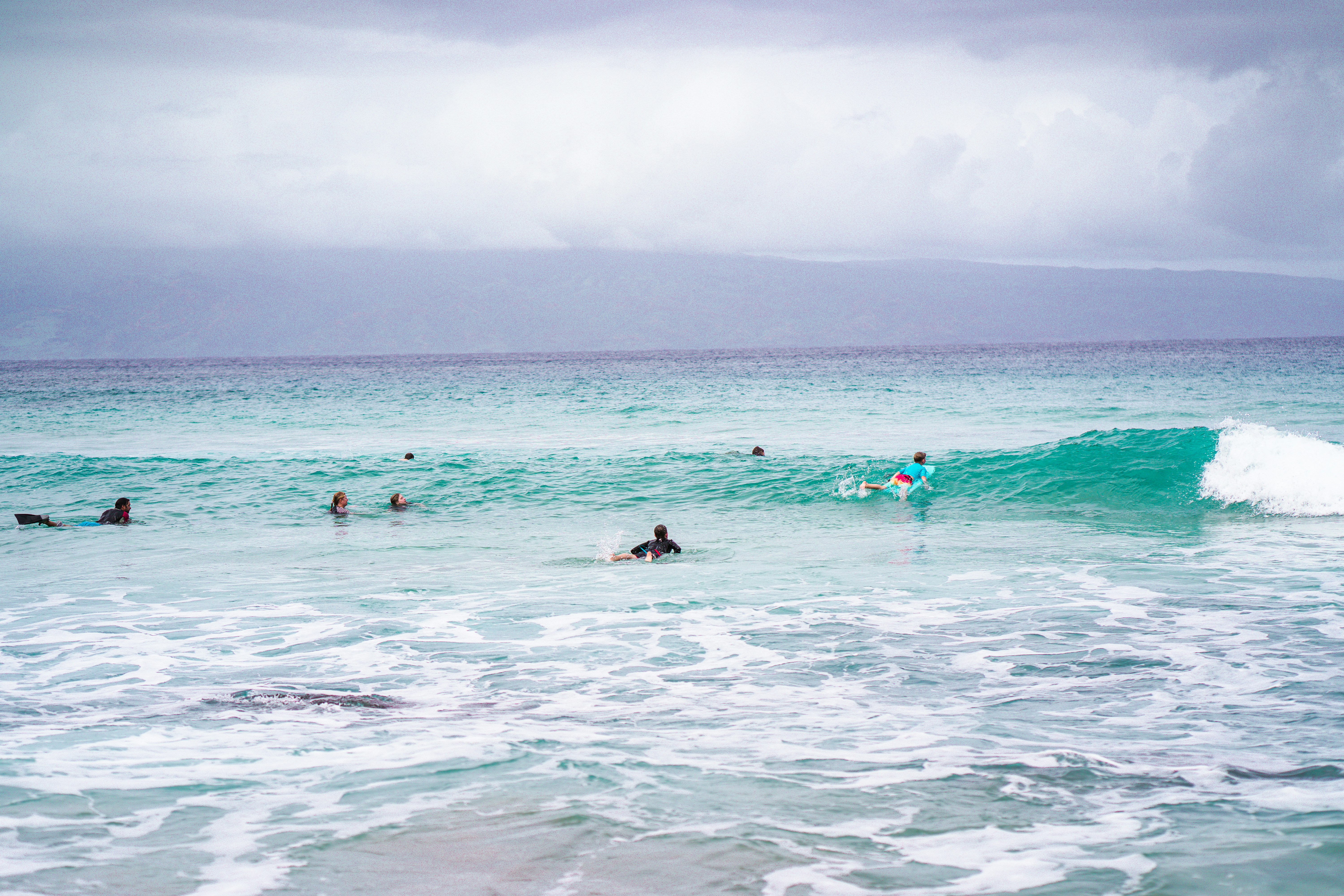 Gente surfeando en el mar durante el día foto – Imagen de Playa ...