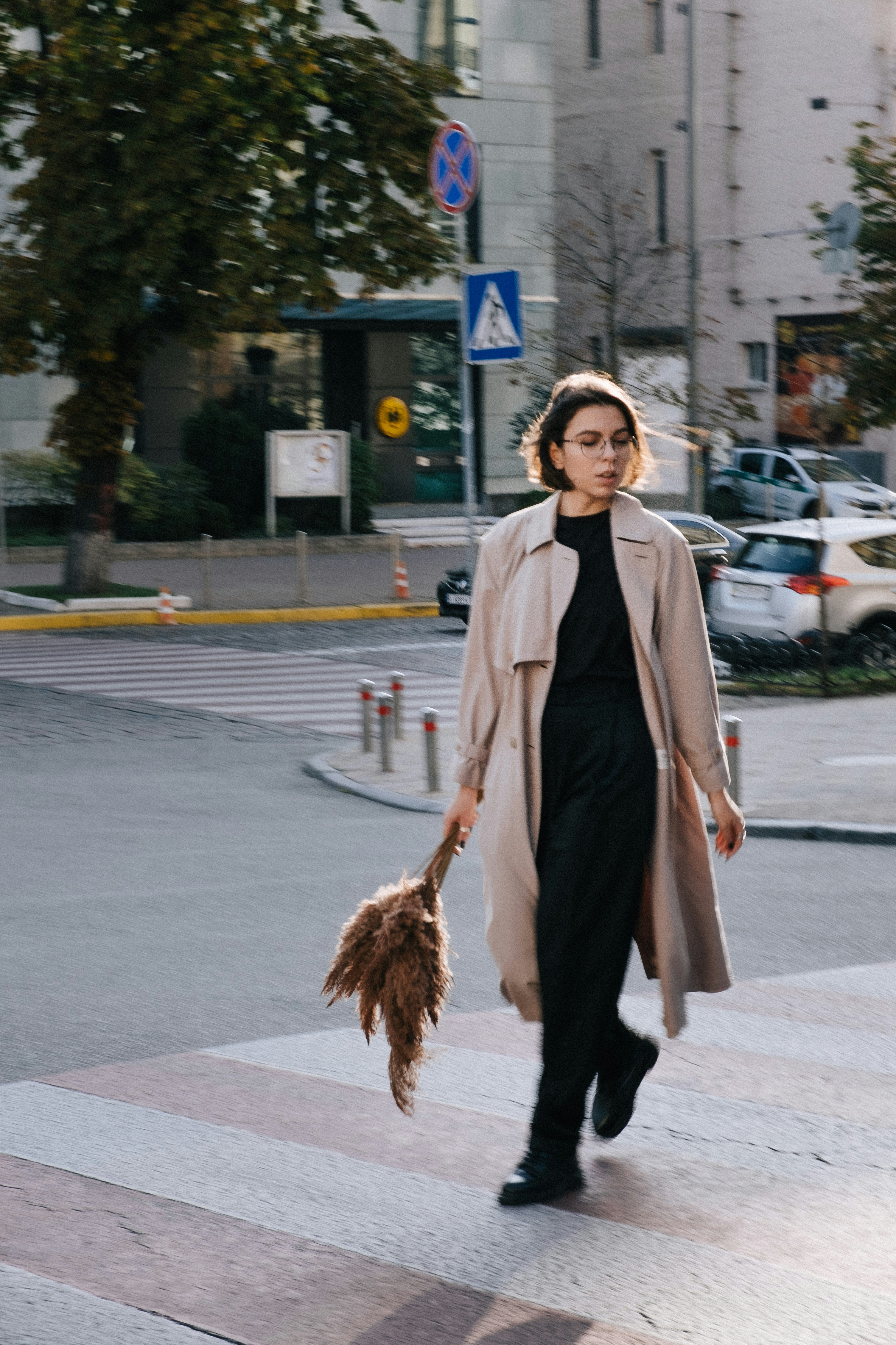 Crossing in Beiges: A City Moment with a Fluffy Tote