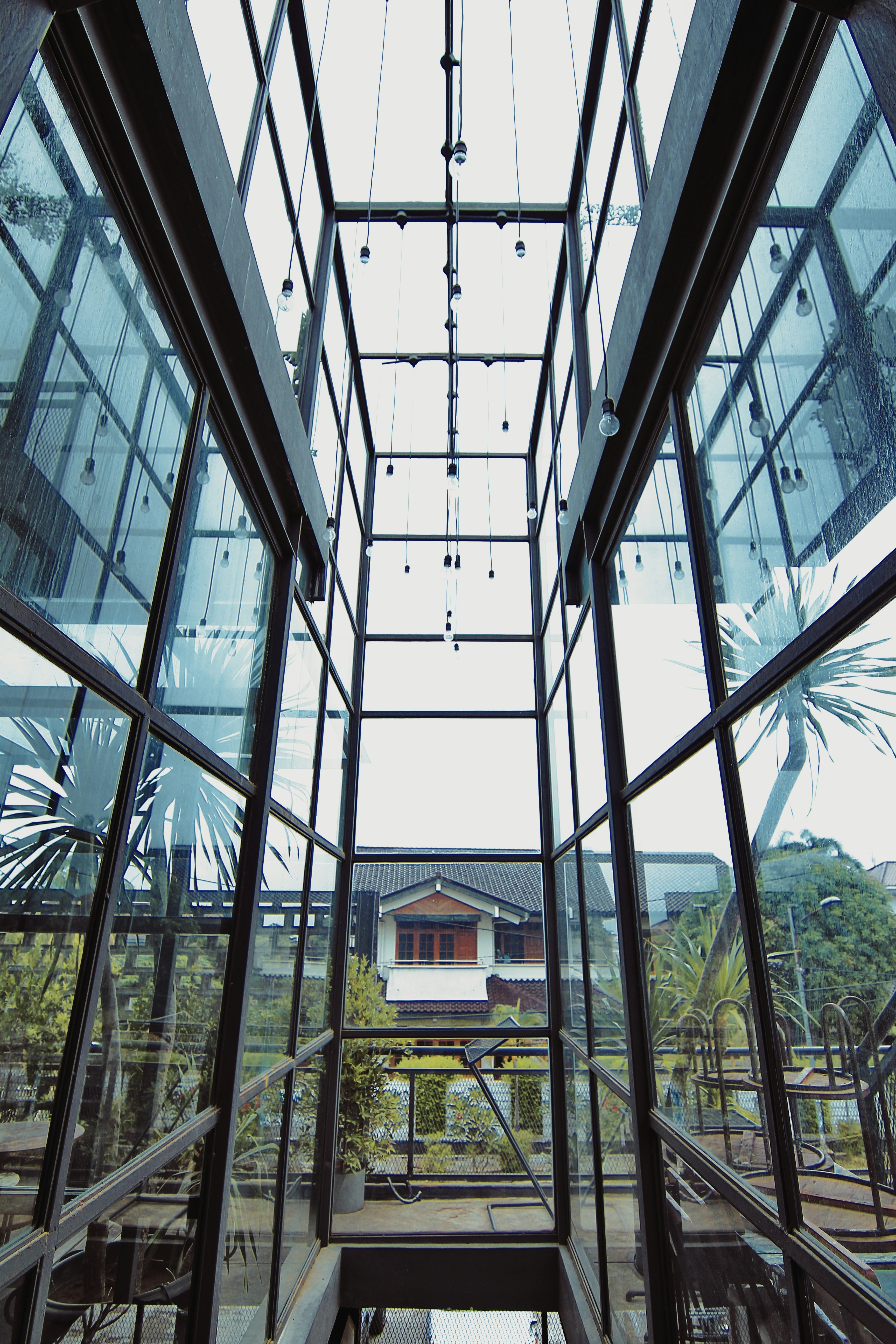 Convergence in Glass: Atrium Lines Framing a Hidden House