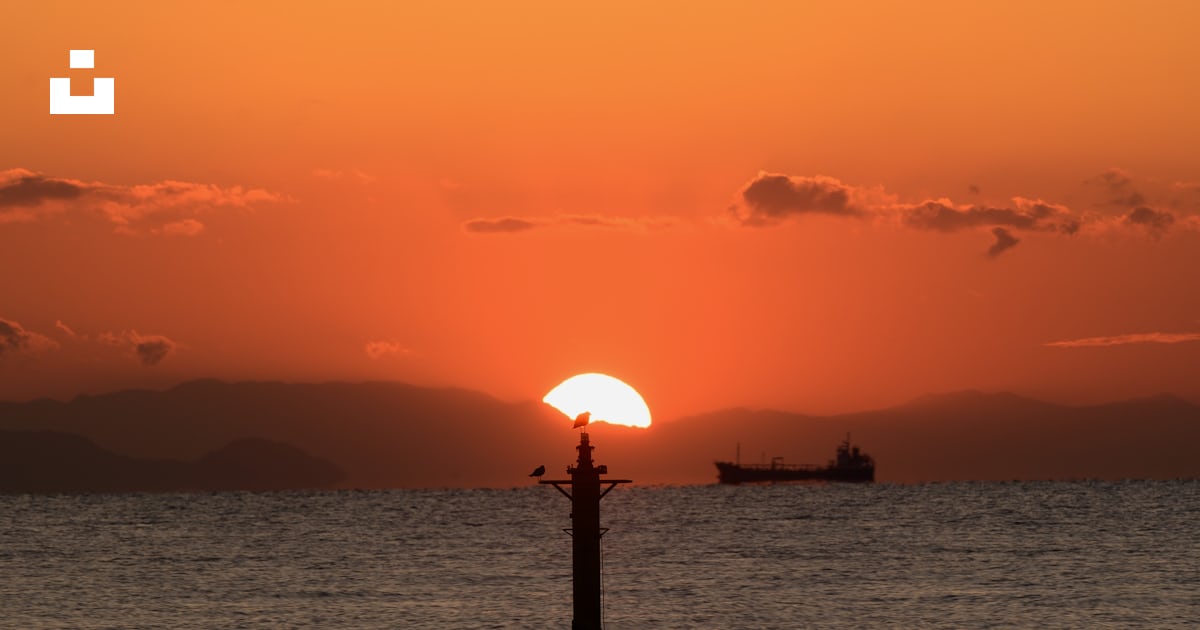 Foto Silueta De La Persona De Pie En El Muelle Durante La Puesta Del