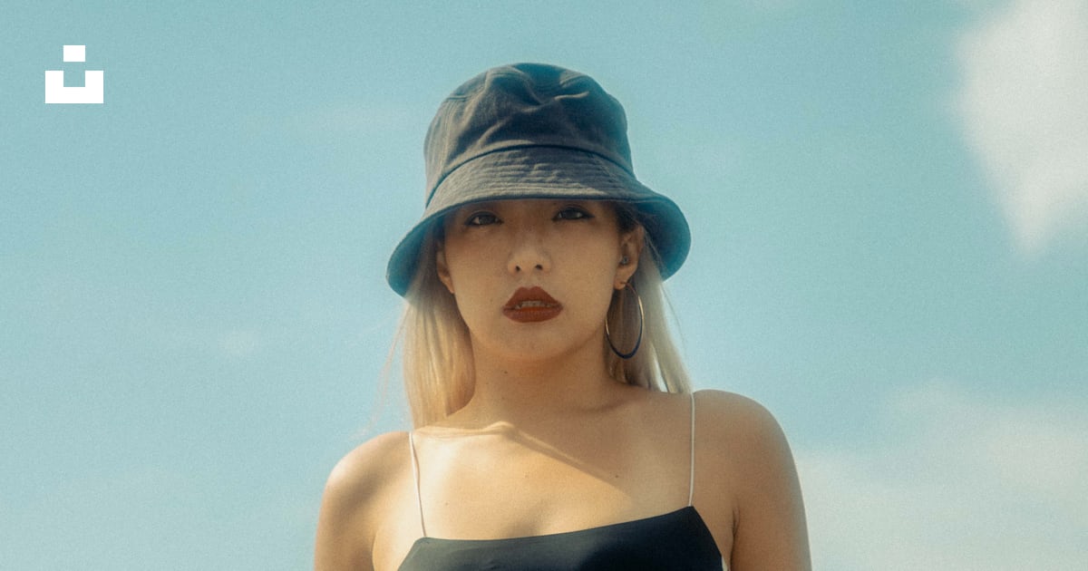 青と白の帽子をかぶった黒いスパゲッティストラップトップと青いデニムショートパンツの女性の写真 Unsplashの無料衣服写真
