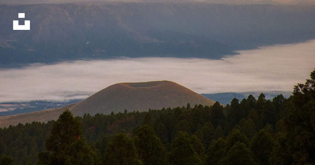 昼間は白い雲の下の緑の木々と山々の写真 Unsplashの日の出の無料画像