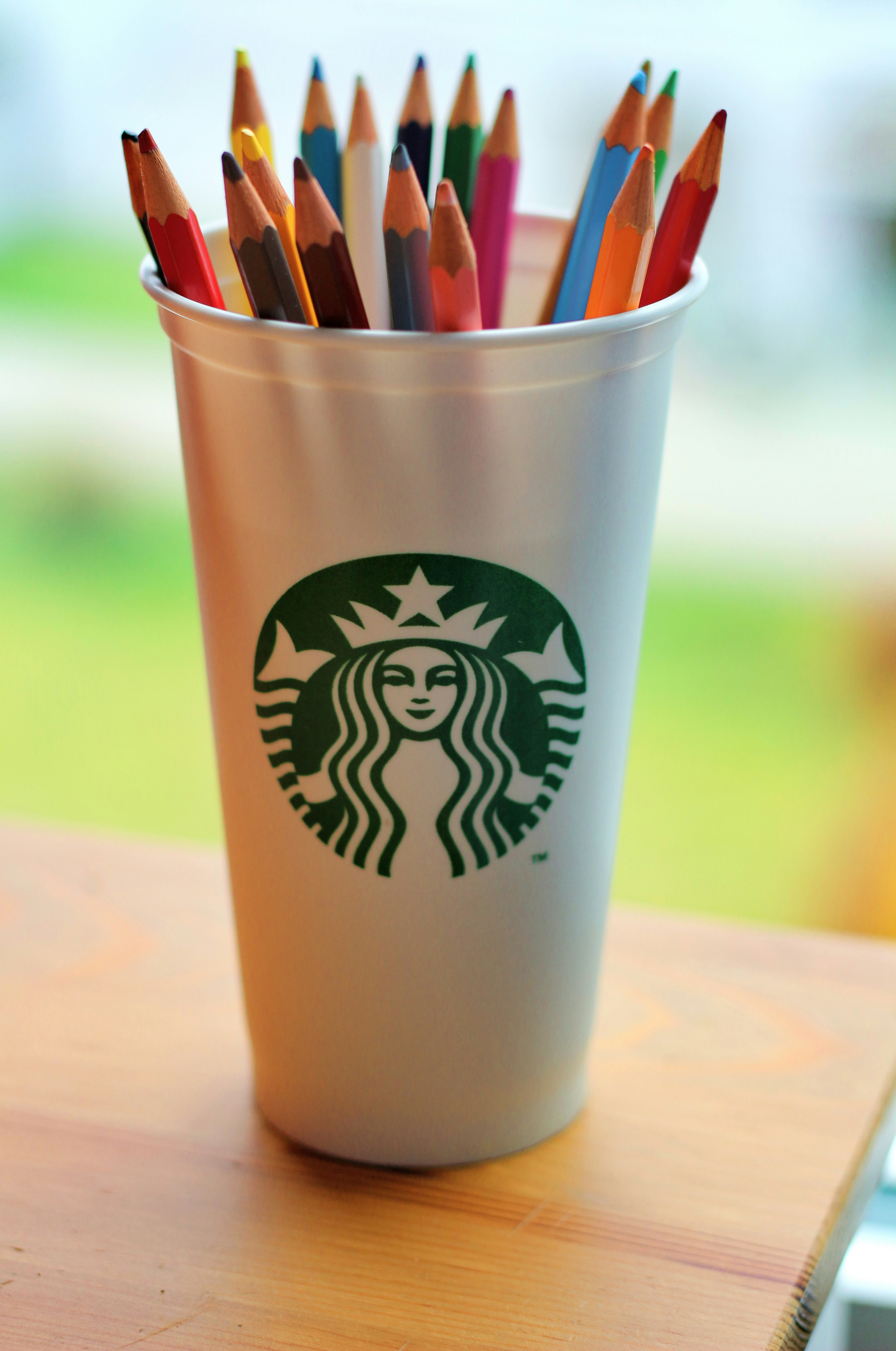 Starbucks cup with straw on table photo – Free Cup Image on Unsplash