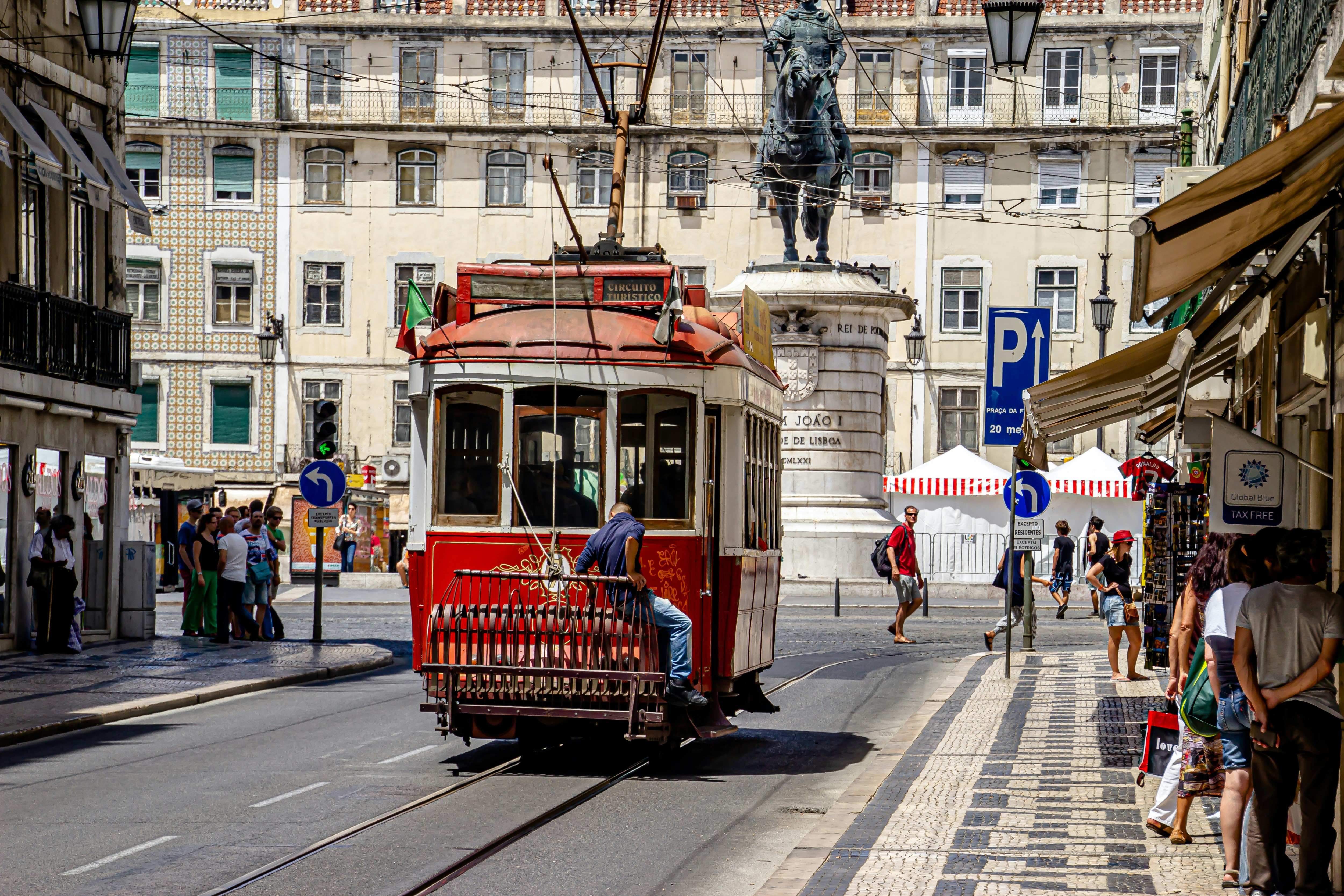 Tramway rouge sur la route près d'un bâtiment en béton blanc pendant la ...