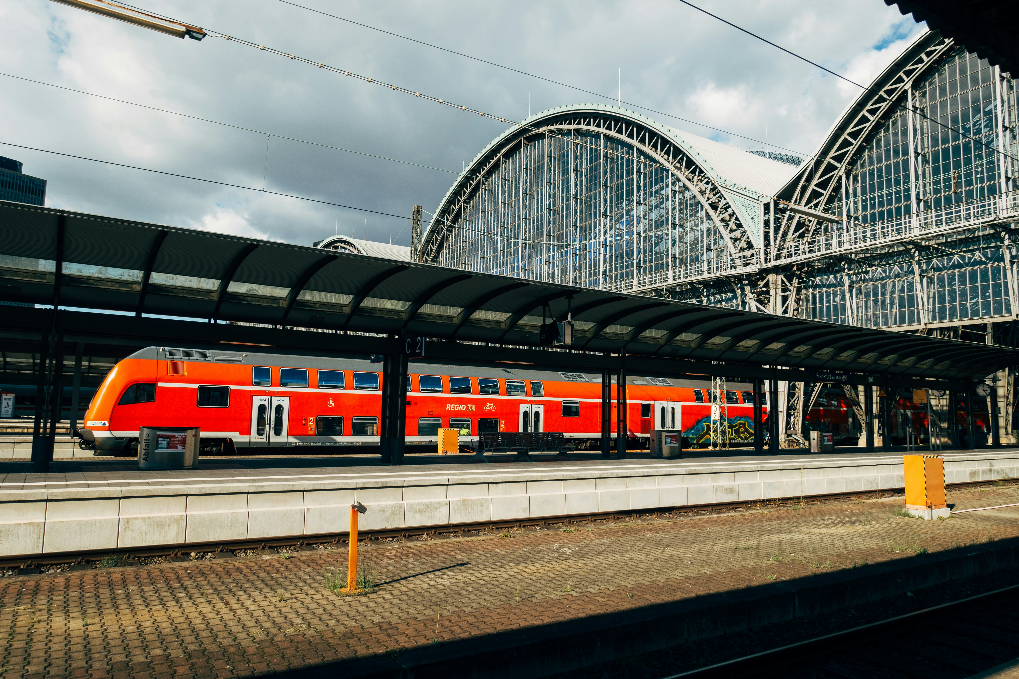 Train rouge et blanc sur les voies ferrées photo – Photo Deutschland ...