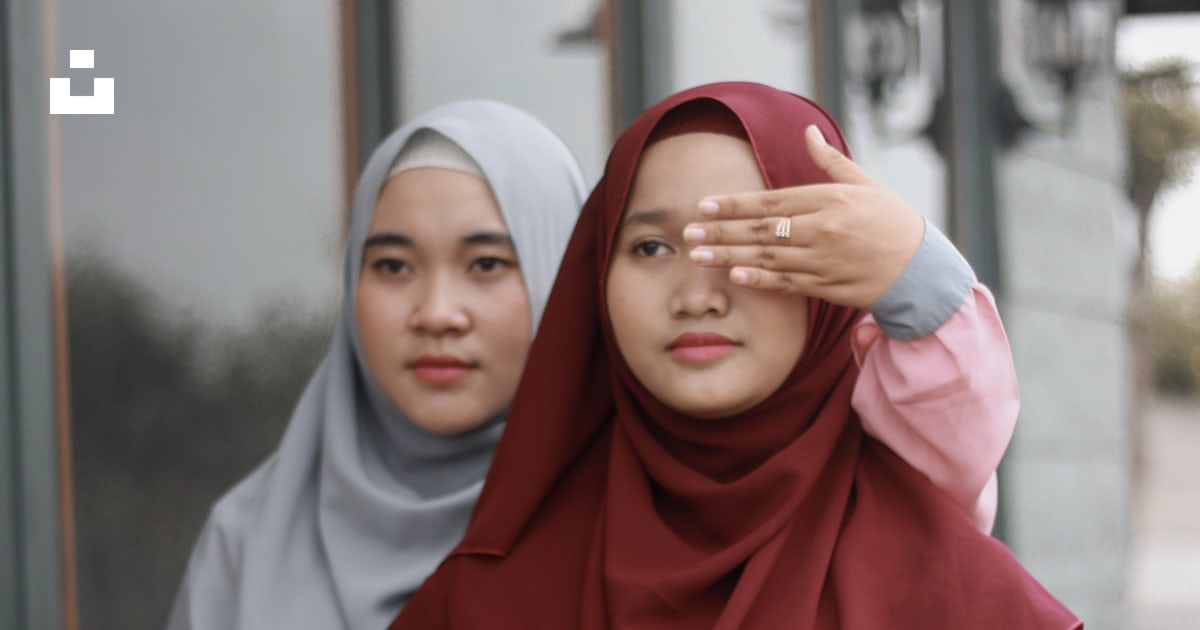 Foto Mujer Con Hiyab Rojo Y Abaya Rosa Imagen Vestir Gratis En Unsplash