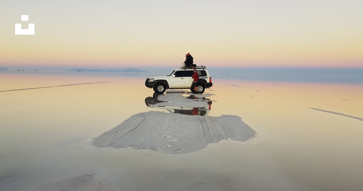 낮에 모래 위에 앉아있는 사람 사진 Unsplash의 무료 Salar De Uyuni 이미지