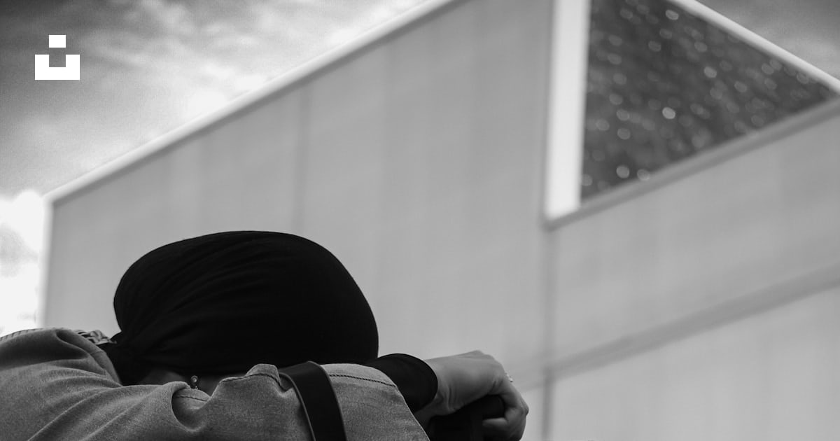 Hombre Con Chaqueta Negra Sosteniendo Una Cámara Dslr Negra Foto