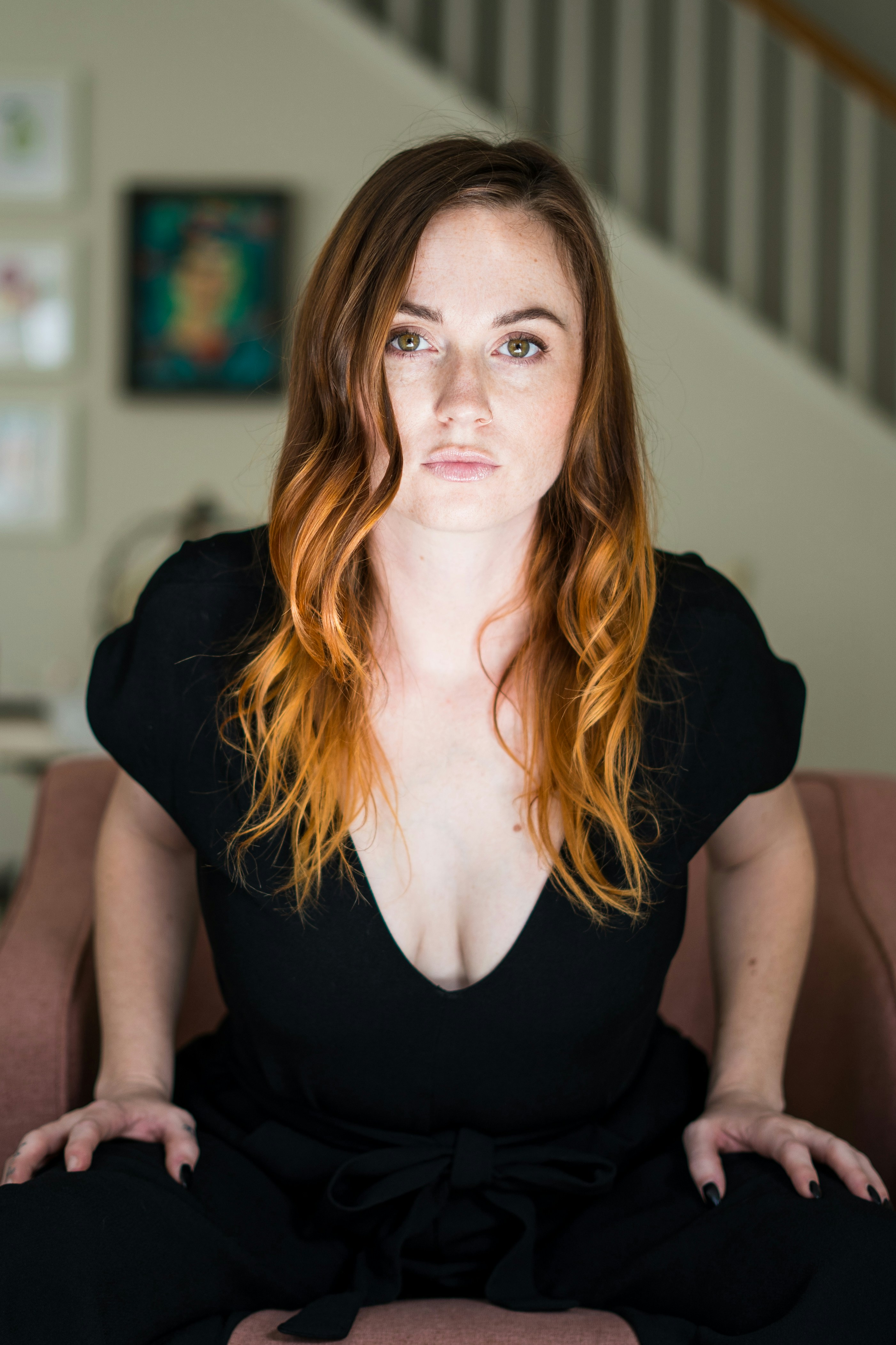 Foto Mujer con camisa negra de cuello redondo – Imagen Persona gratis ...