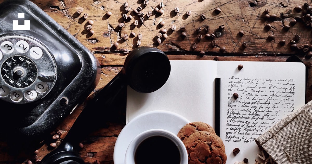 Tasse En Céramique Blanche Sur Soucoupe En Céramique Blanche à Côté De