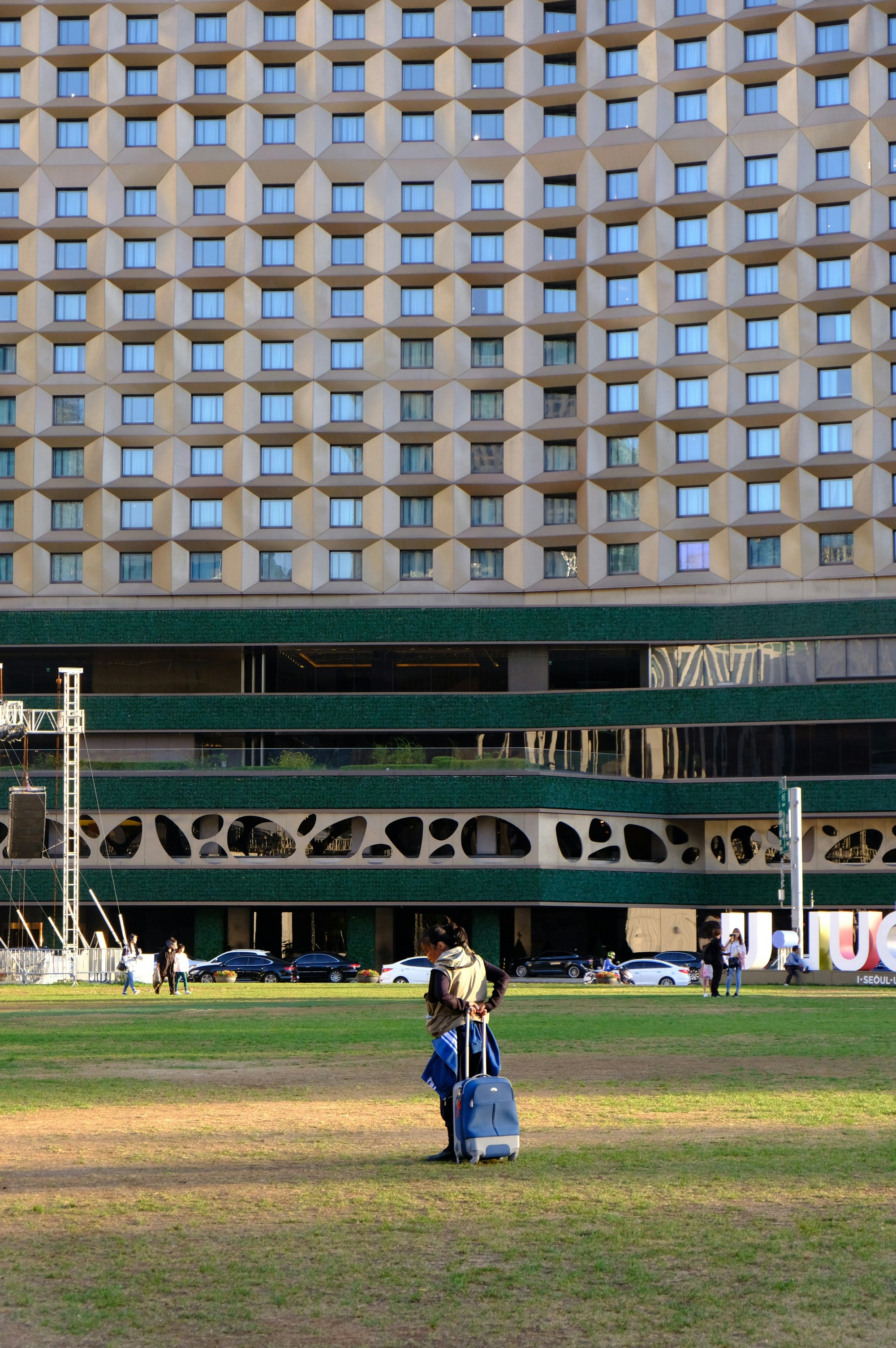 Urban Geometry: A Traveler's Pause