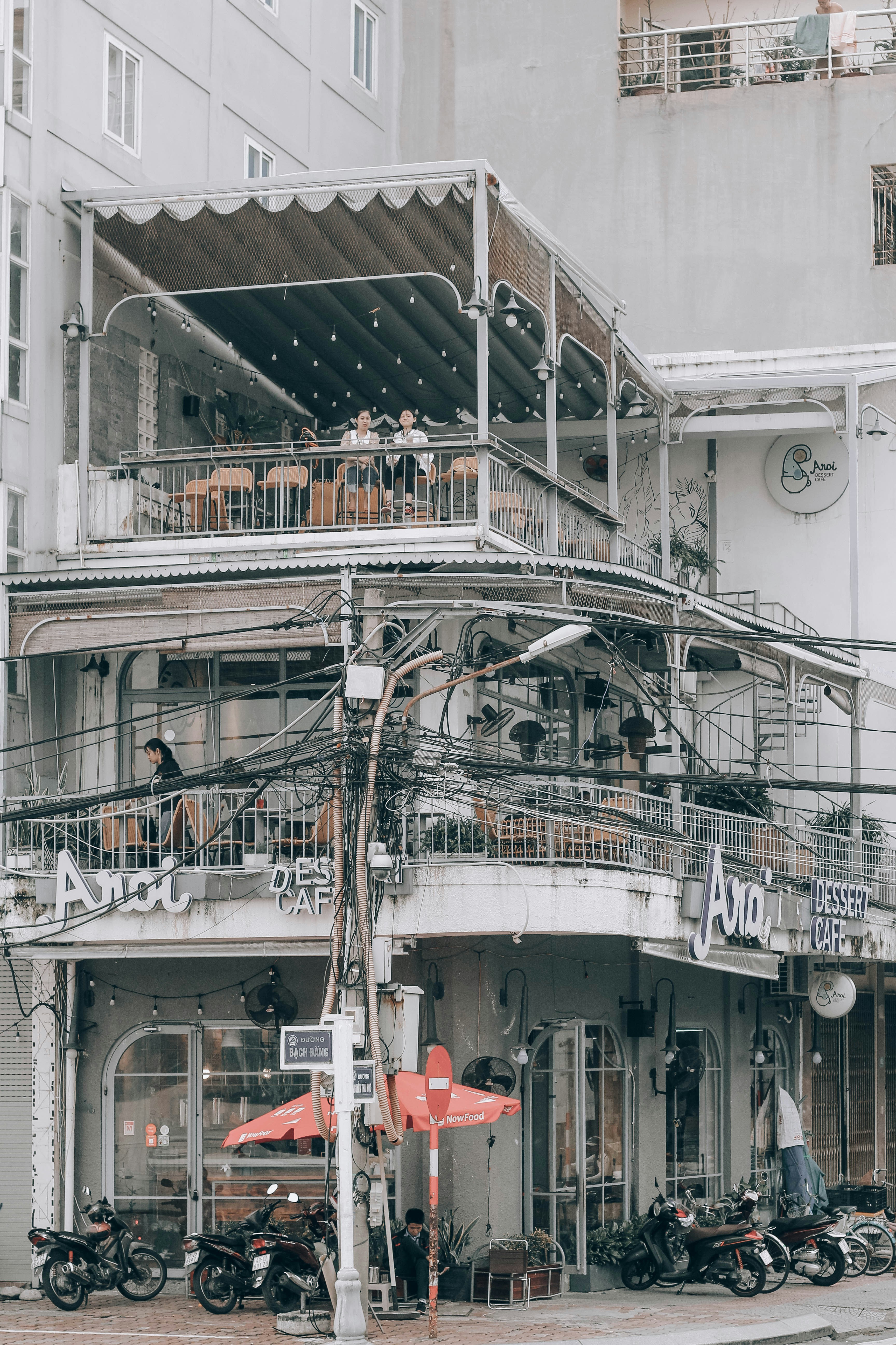 Urban Terrace Café: Wires, Waffles, and Windows