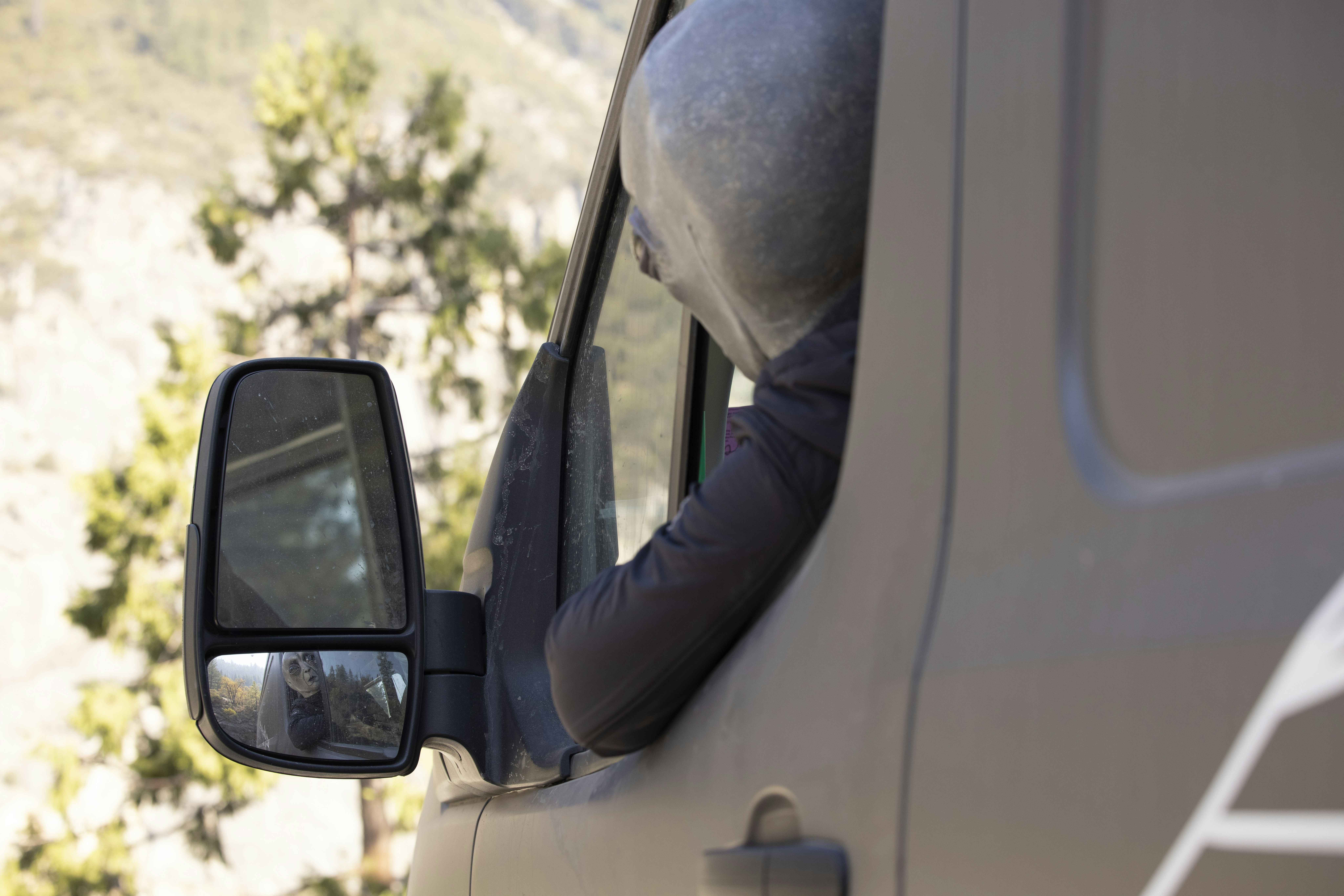 Foto Persona con chaqueta negra conduciendo un auto – Imagen Ailen ...