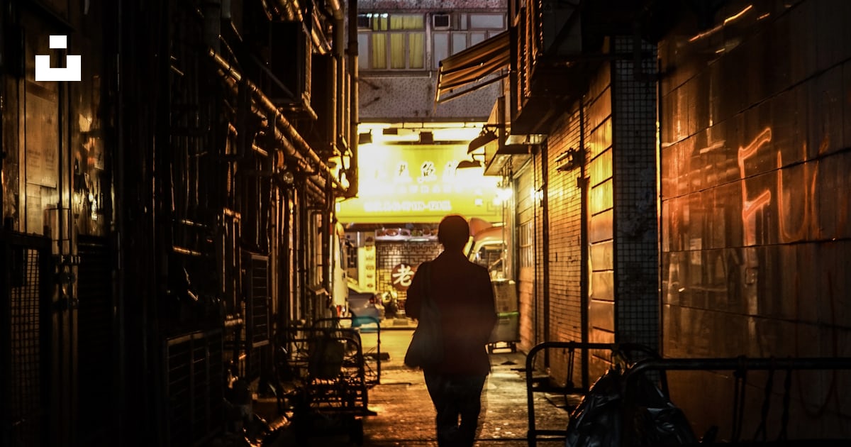 夜間に歩道を歩く黒いドレスの女性の写真 Unsplashの無料都市写真