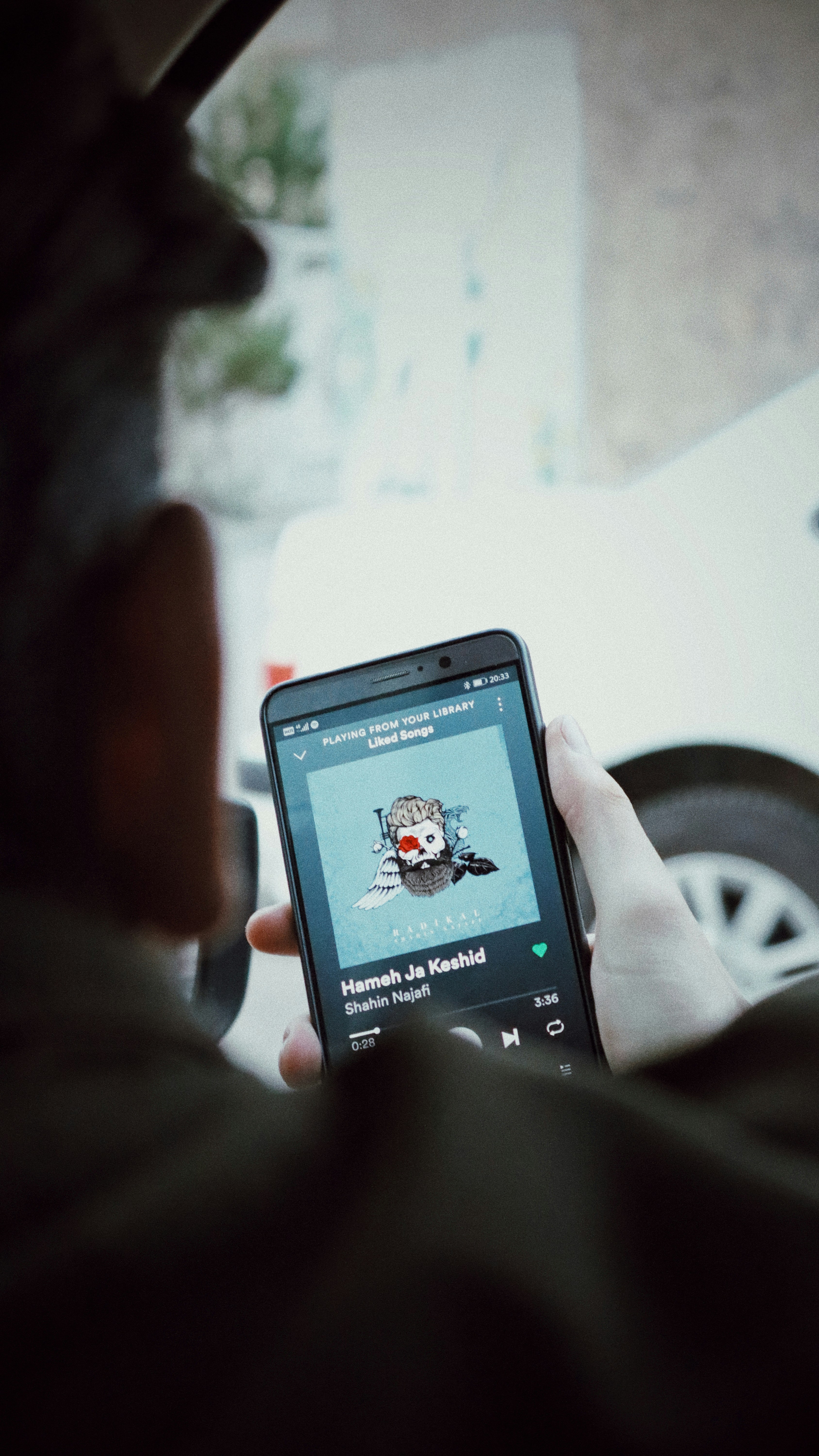 Pocket Concert: The Phone Screen Illuminates a Quiet Moment