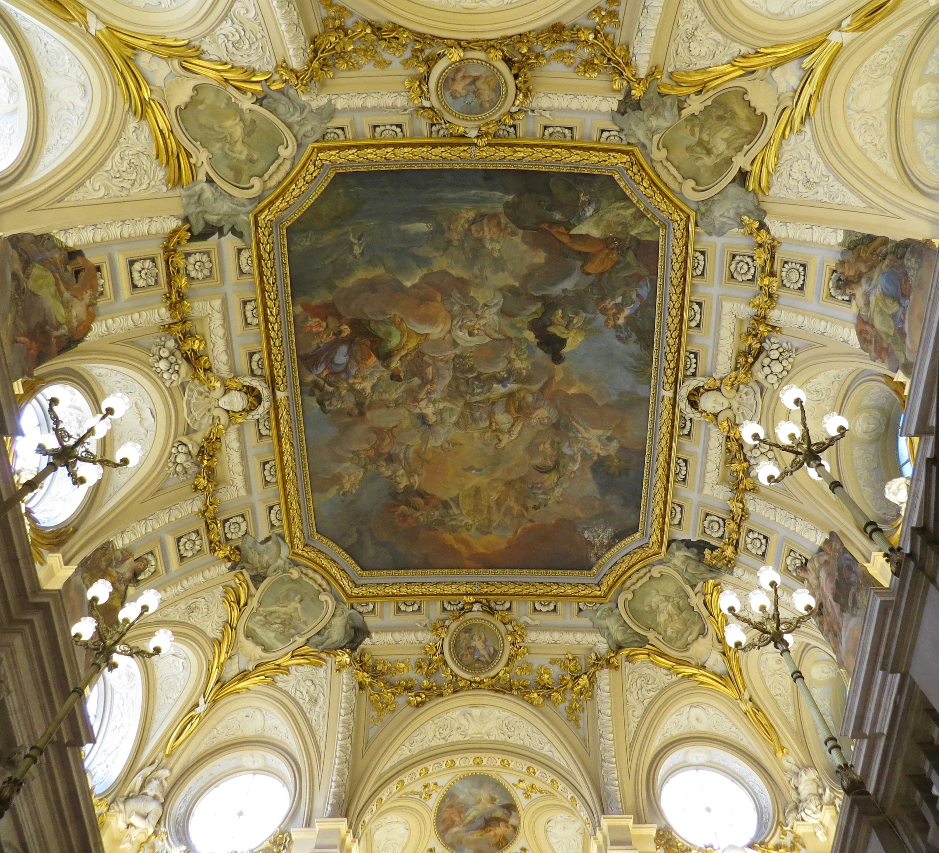 Foto Techo dorado y blanco con techo dorado – Imagen España gratis en Unsplash