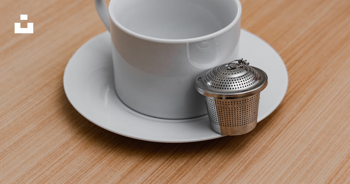 Tasse à Thé En Céramique Blanche Sur Soucoupe En Céramique Blanche