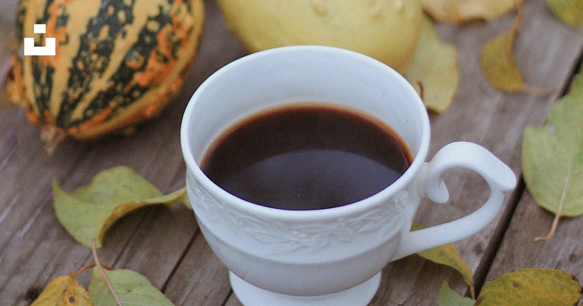 Tasse En Céramique Blanche Avec Liquide Brun à Lintérieur Photo