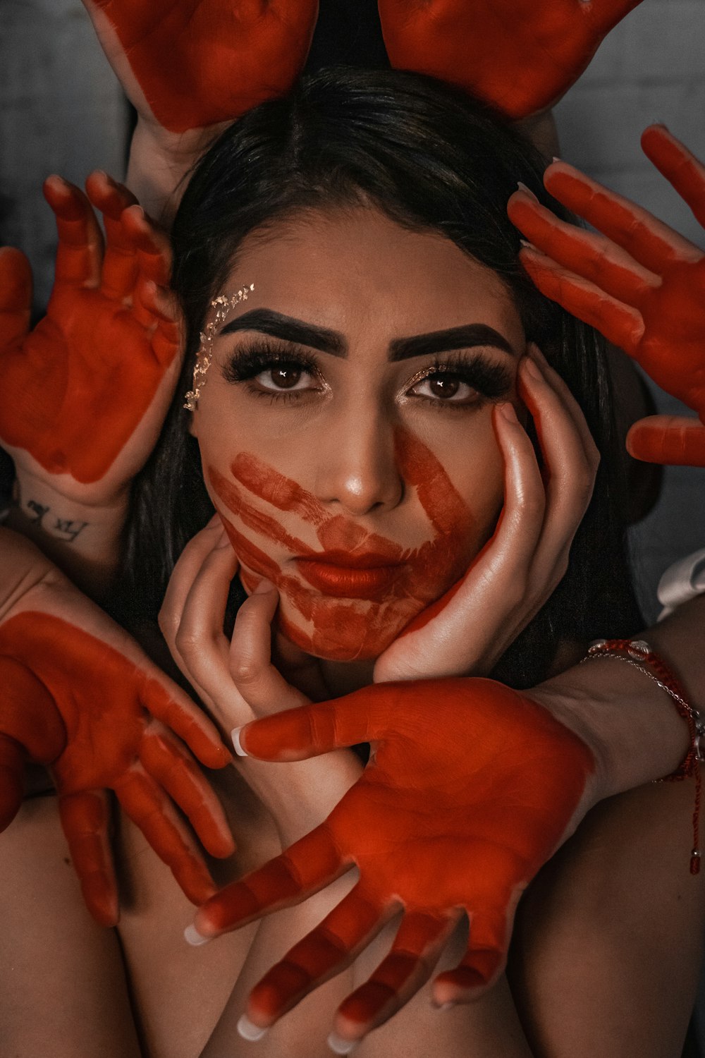 Femme avec de la peinture faciale orange et blanche photo – Photo La ... Femme avec de la peinture faciale orange et blanche photo – Photo La ...