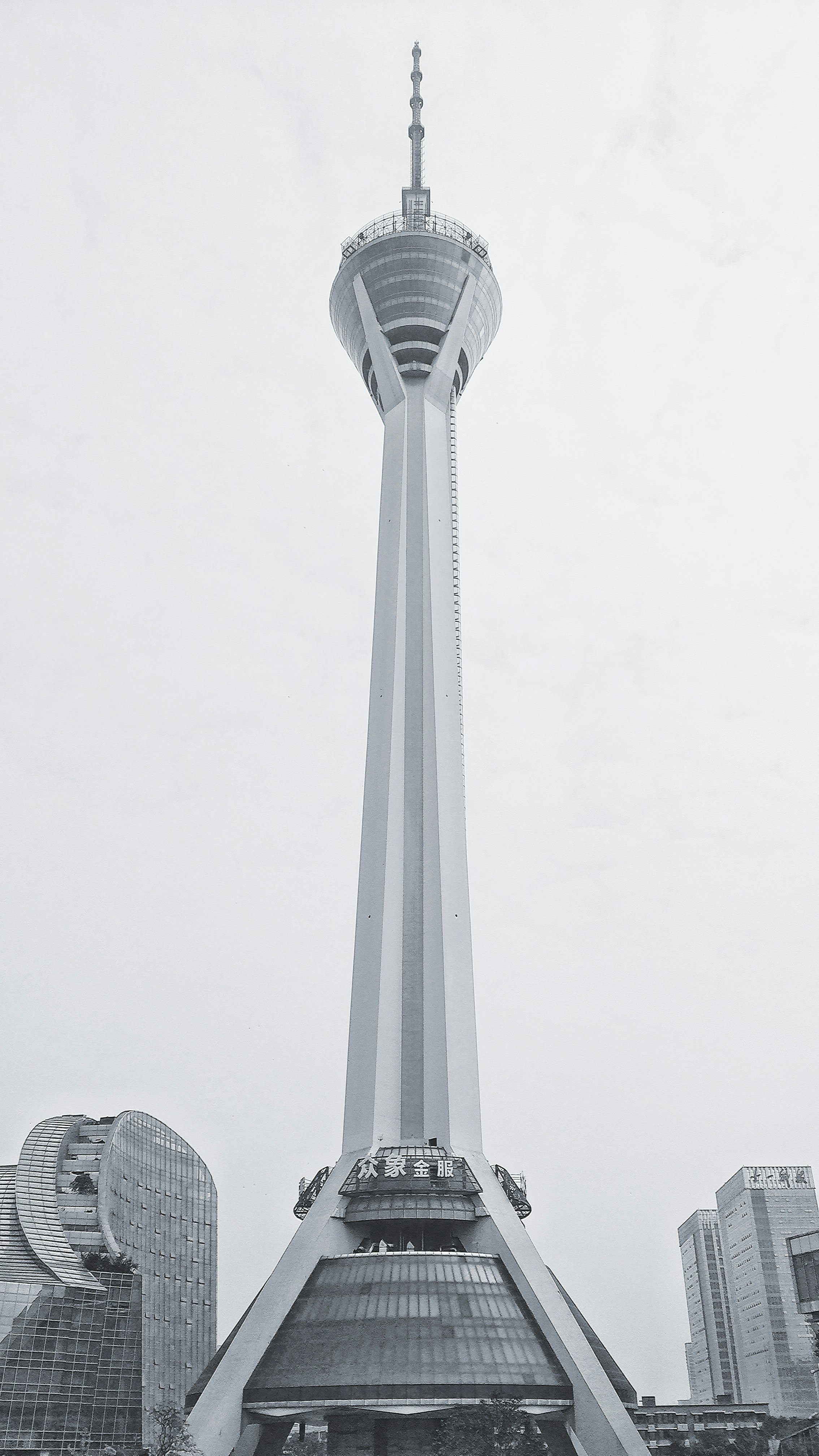 Tour blanche sous un ciel blanc photo – Photo Gris Gratuite sur Unsplash