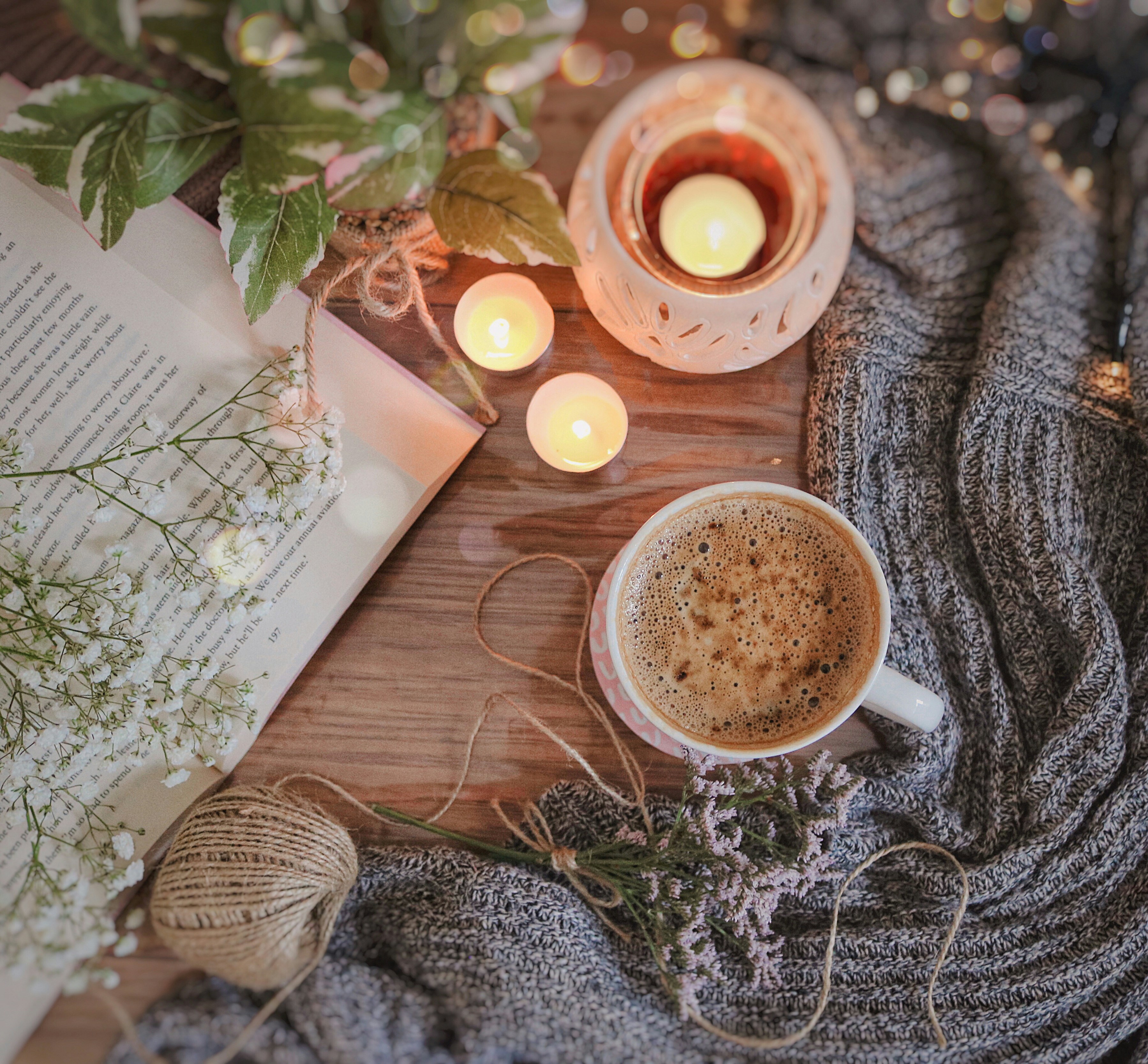 Taza de cerámica blanca sobre mesa de madera marrón foto – Imagen de ...
