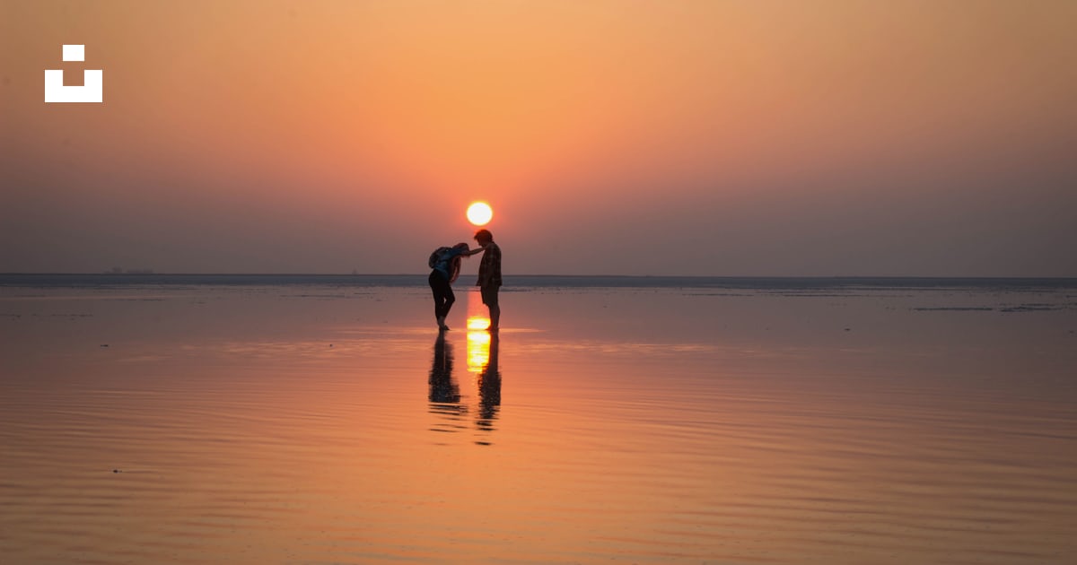 Foto Hombre Y Mujer Besándose En La Playa Durante La Puesta Del Sol