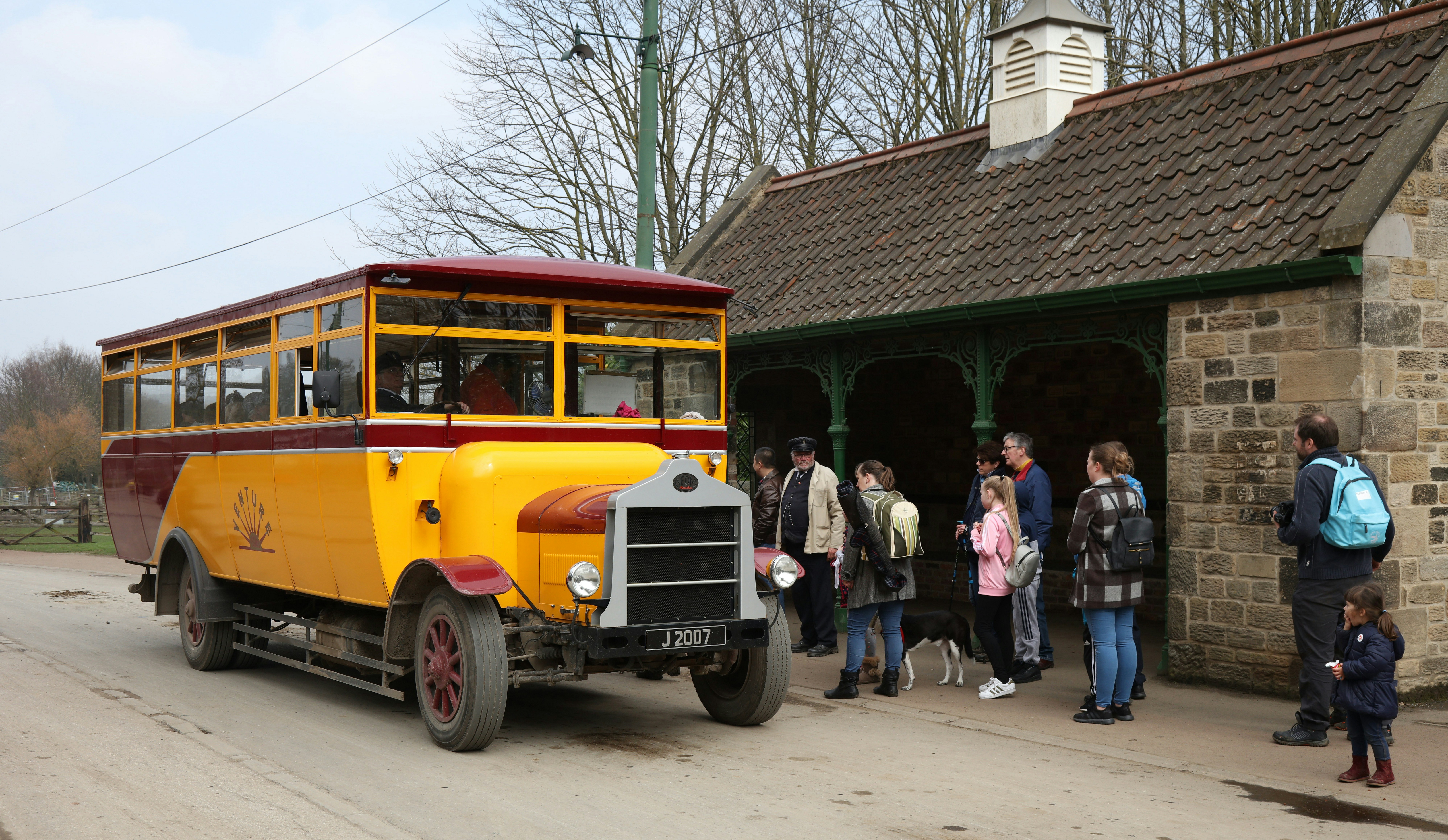 Foto zum Thema Menschen, die tagsüber neben dem gelben und roten Bus ...