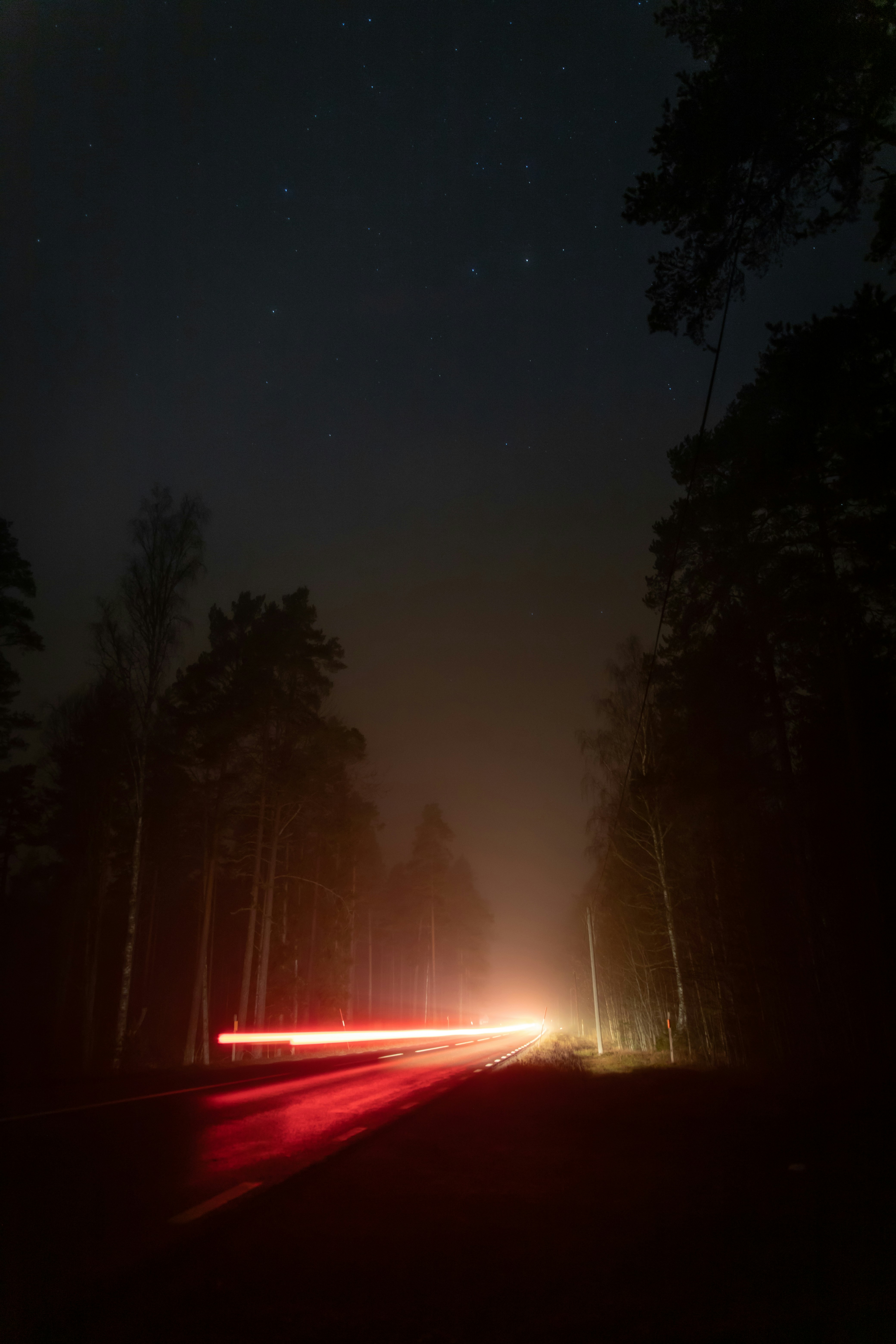 Photographie en accéléré de feux rouges sur la route pendant la nuit ...