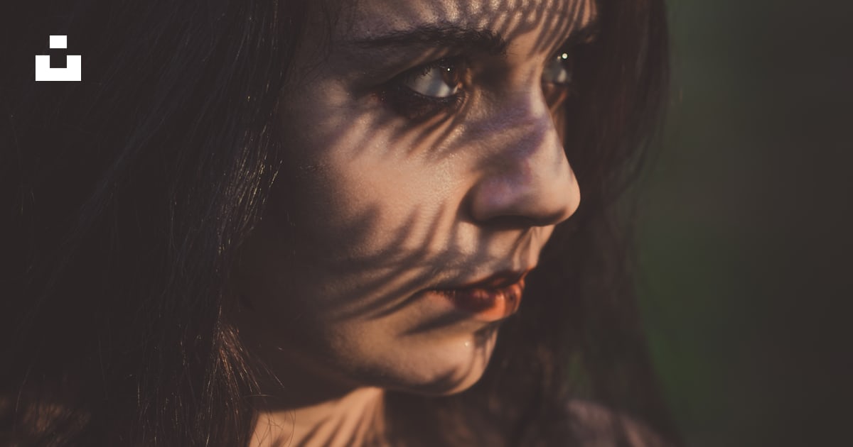 Femme Aux Seins Nus Avec Des Cheveux Noirs Photo Photo Gris Gratuite