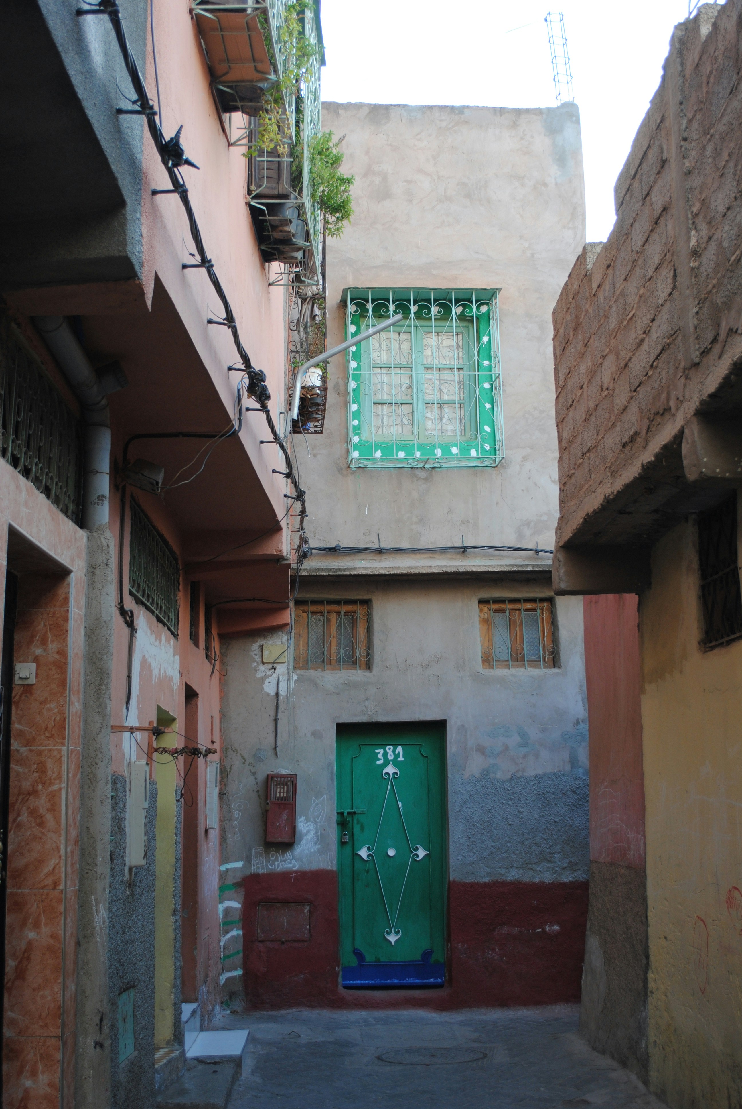 Cadre de fenêtre en métal vert sur un bâtiment en béton brun photo ...