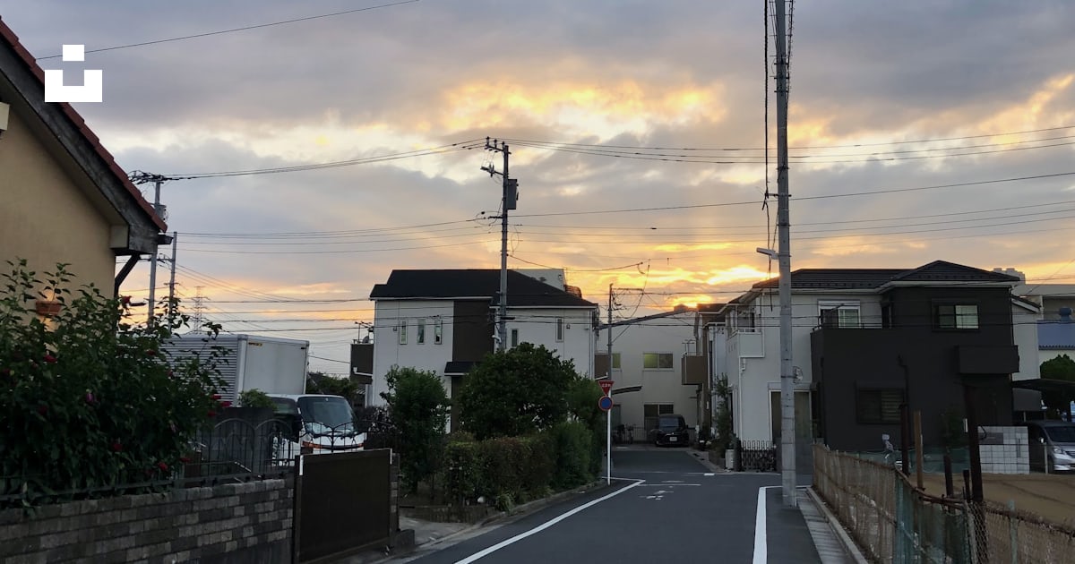 昼間は白い雲の下、灰色のアスファルト道路の脇に白と茶色のコンクリートの建物の写真 Unsplashの入谷2丁目の無料画像