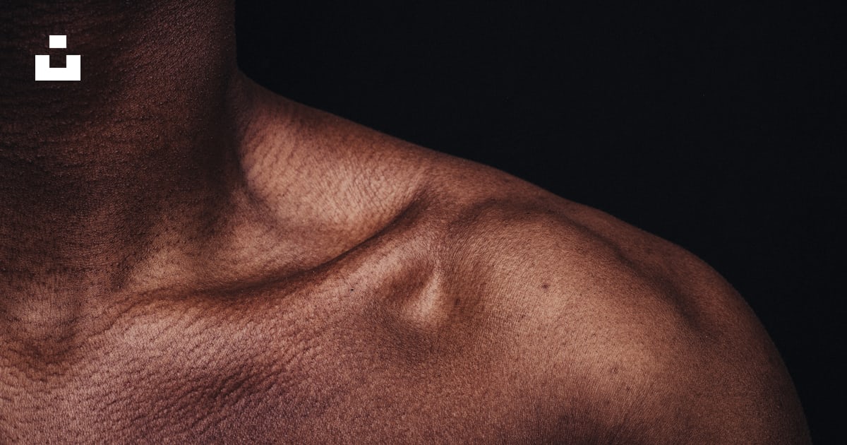 검은 셔츠를 입은 토플리스 남자 사진 Unsplash의 무료 검정 이미지