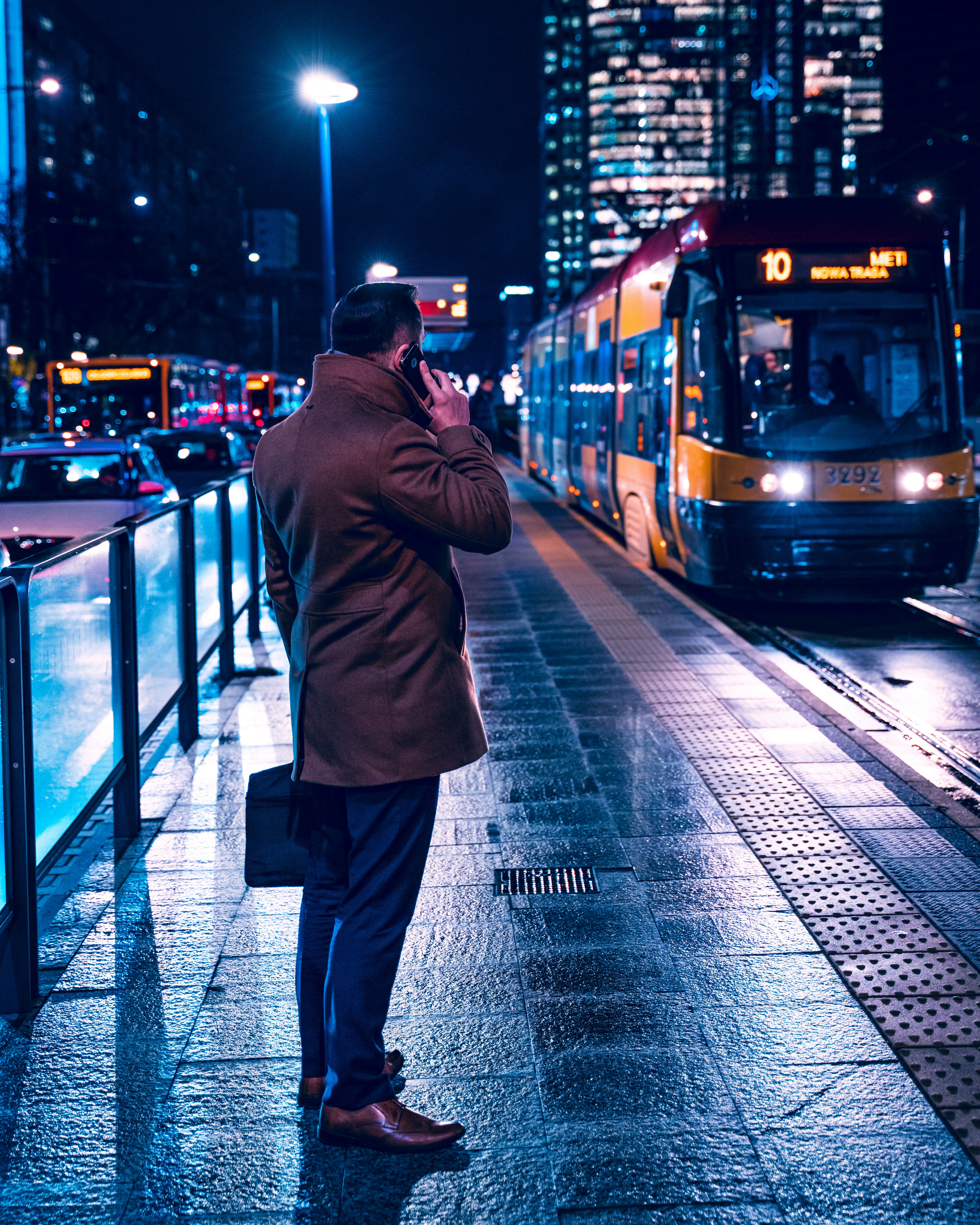 Warsaw at night, near the ONZ roundabout, looks great. The Rondo1 skyscraper towers there and soon it will be joined by the Skysawa tower. Did you know that Warsaw is one of the highest European cities?