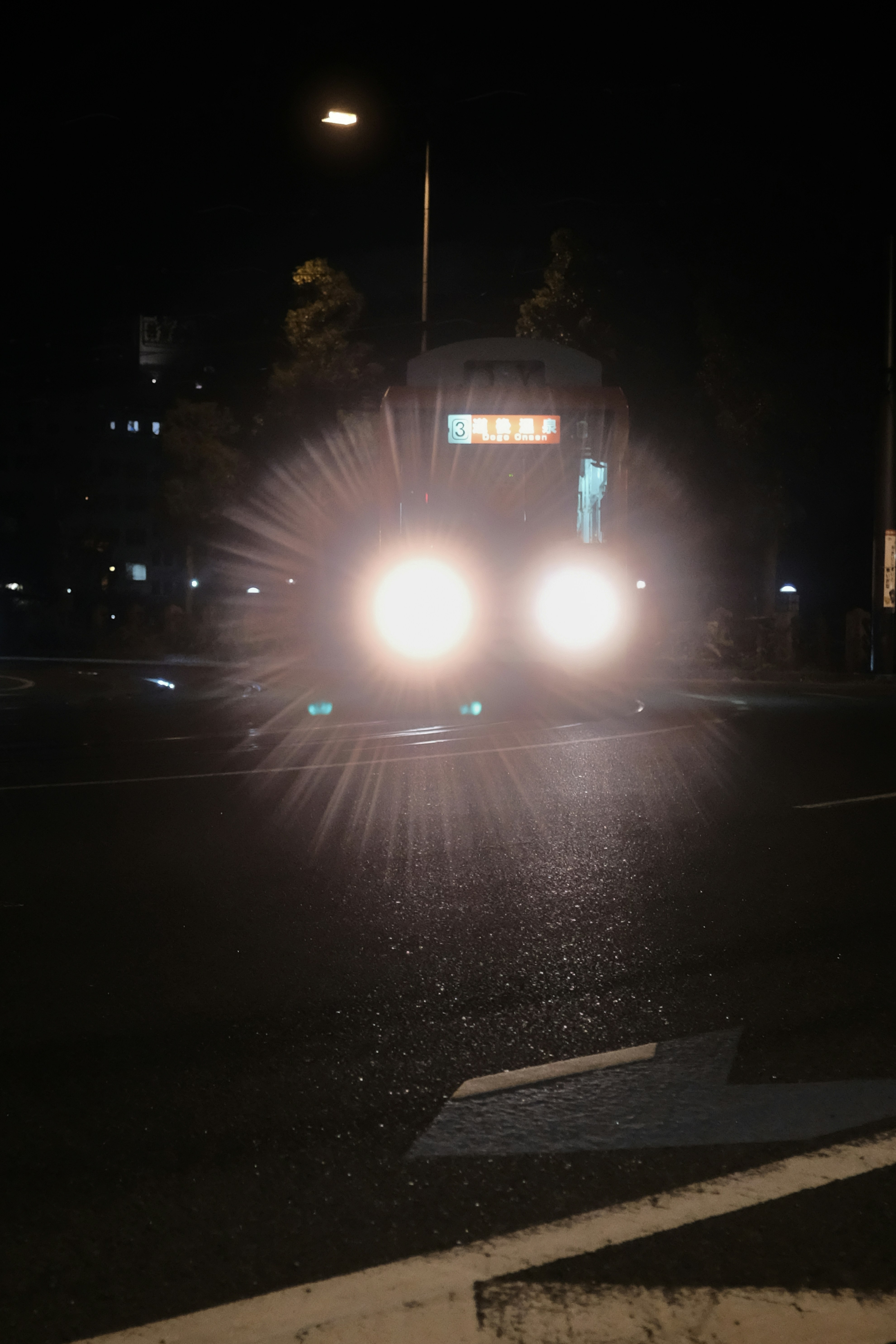 black and yellow traffic light