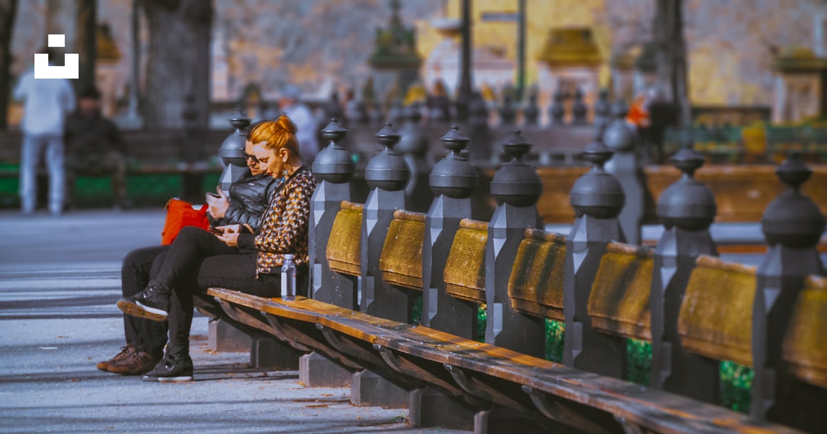 昼間に木製のベンチに座っている人々の写真 Unsplashの無料中央公園西写真
