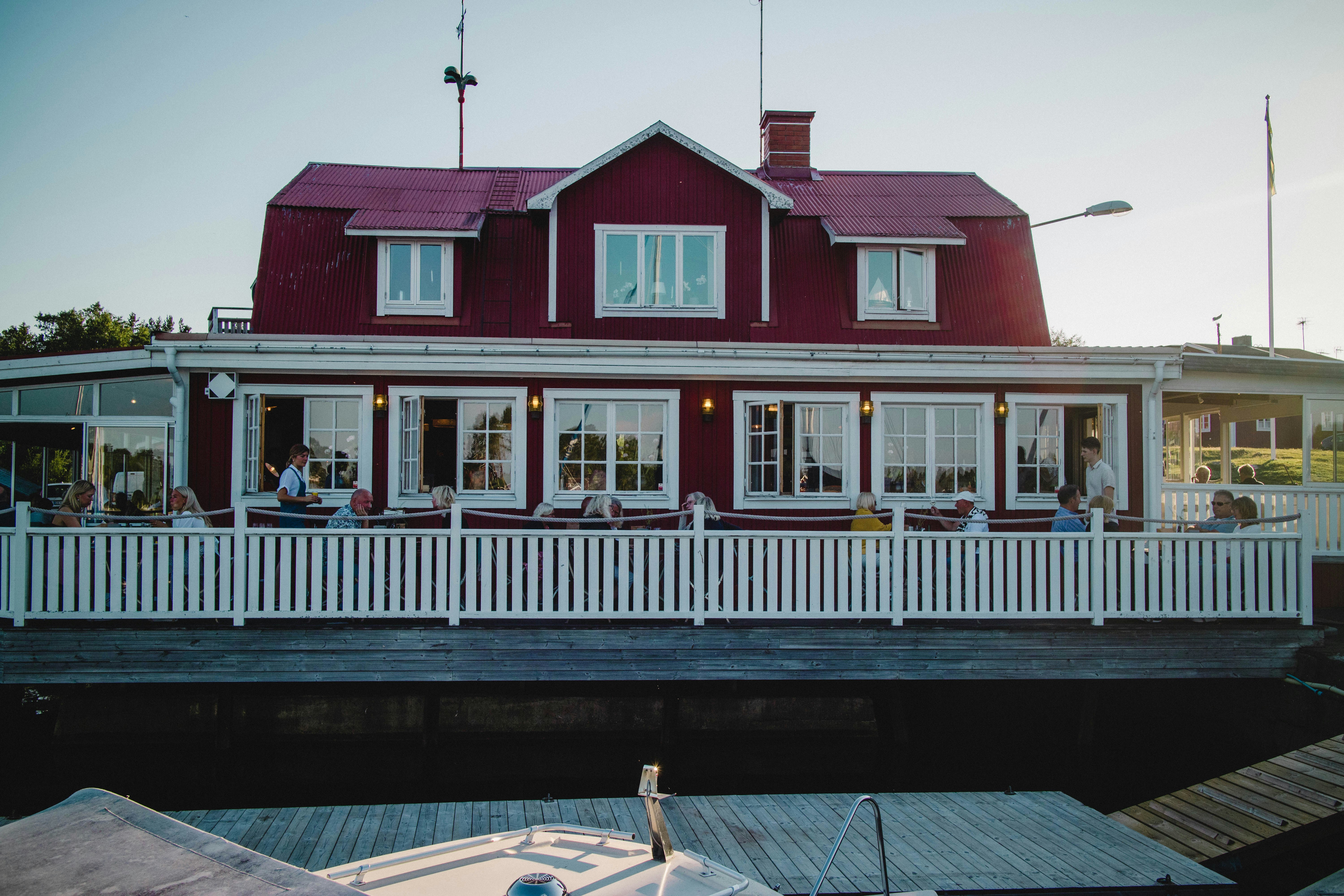 Harbor House Diner: A Red-Wood Beacon by the Water