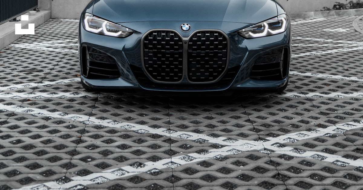 낮 동안 회색 콘크리트 포장도로에 주차된 검은색 Bmw M 3 사진 Unsplash의 무료 자동차 이미지