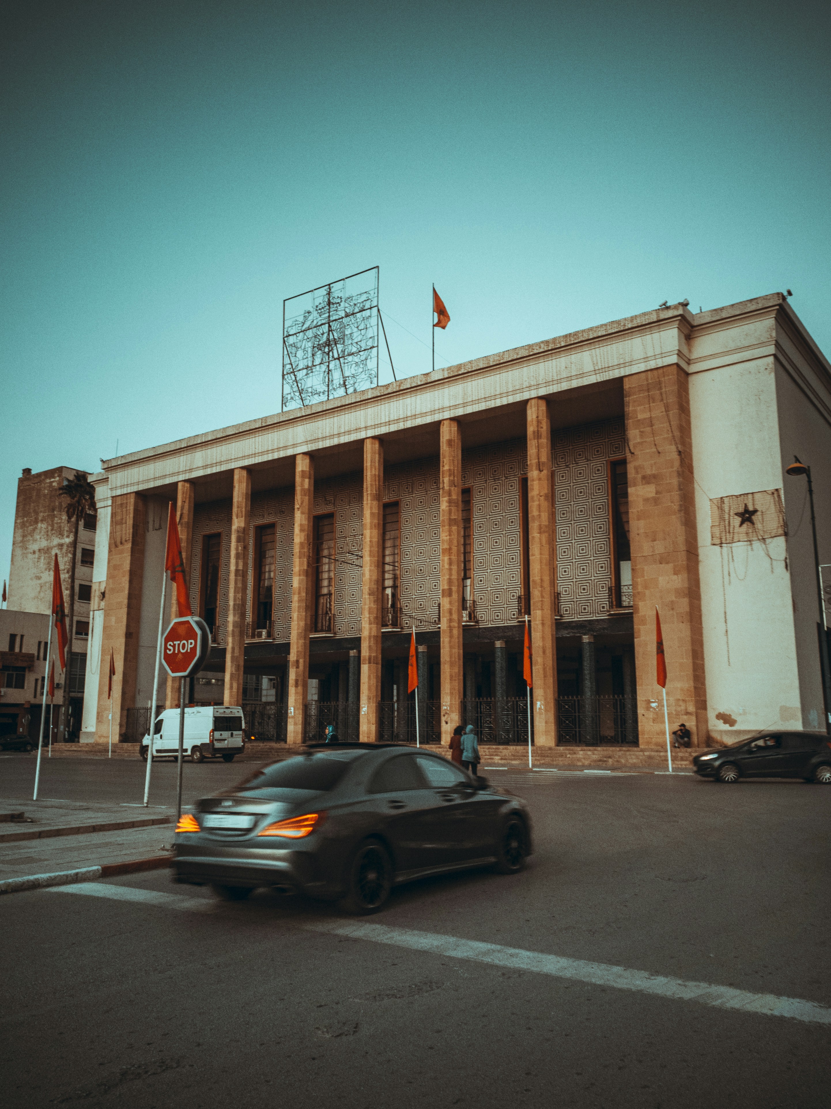 Cars parked in front of brown building photo – Free Car Image on Unsplash
