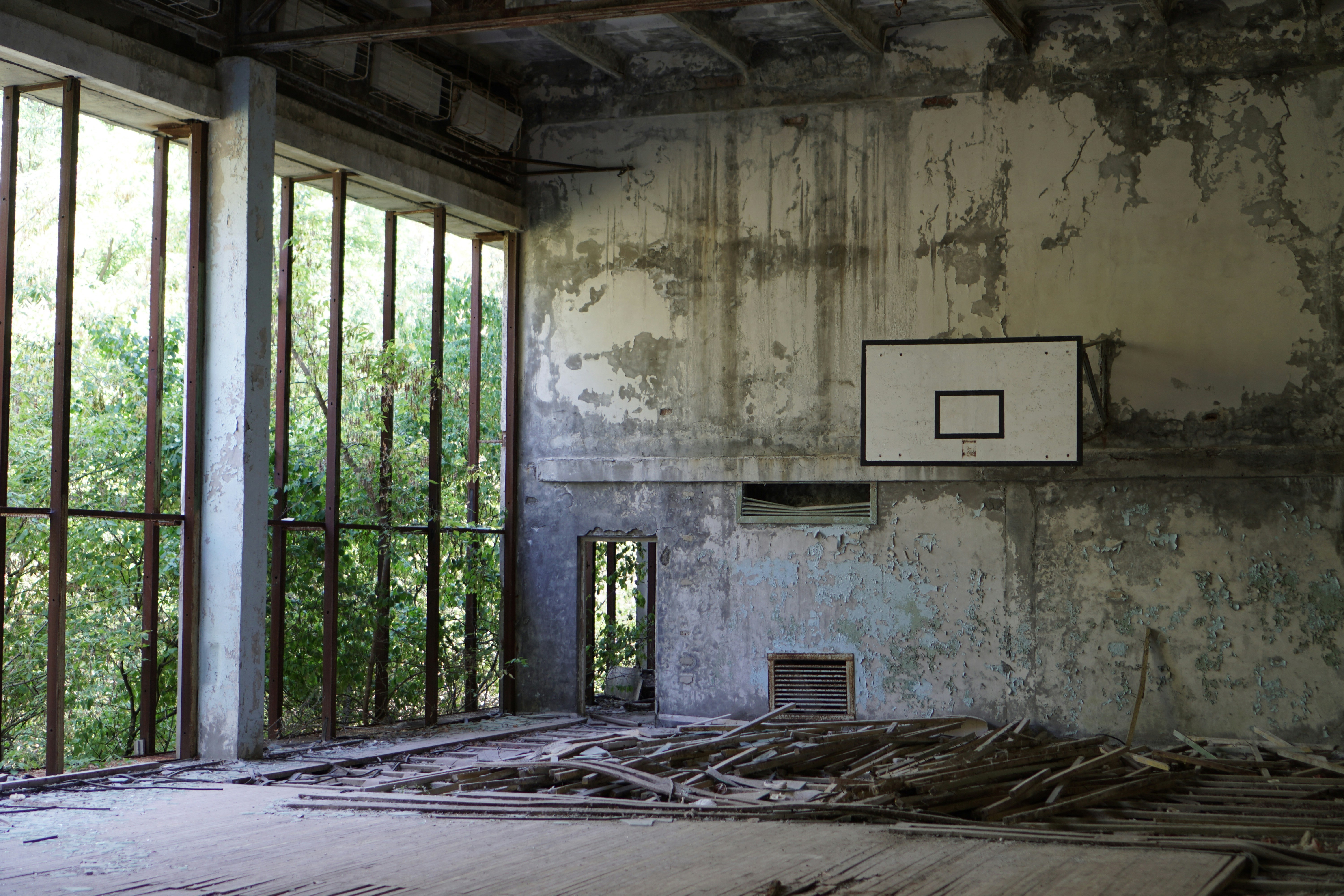 Sunlit Decay on the Abandoned Court