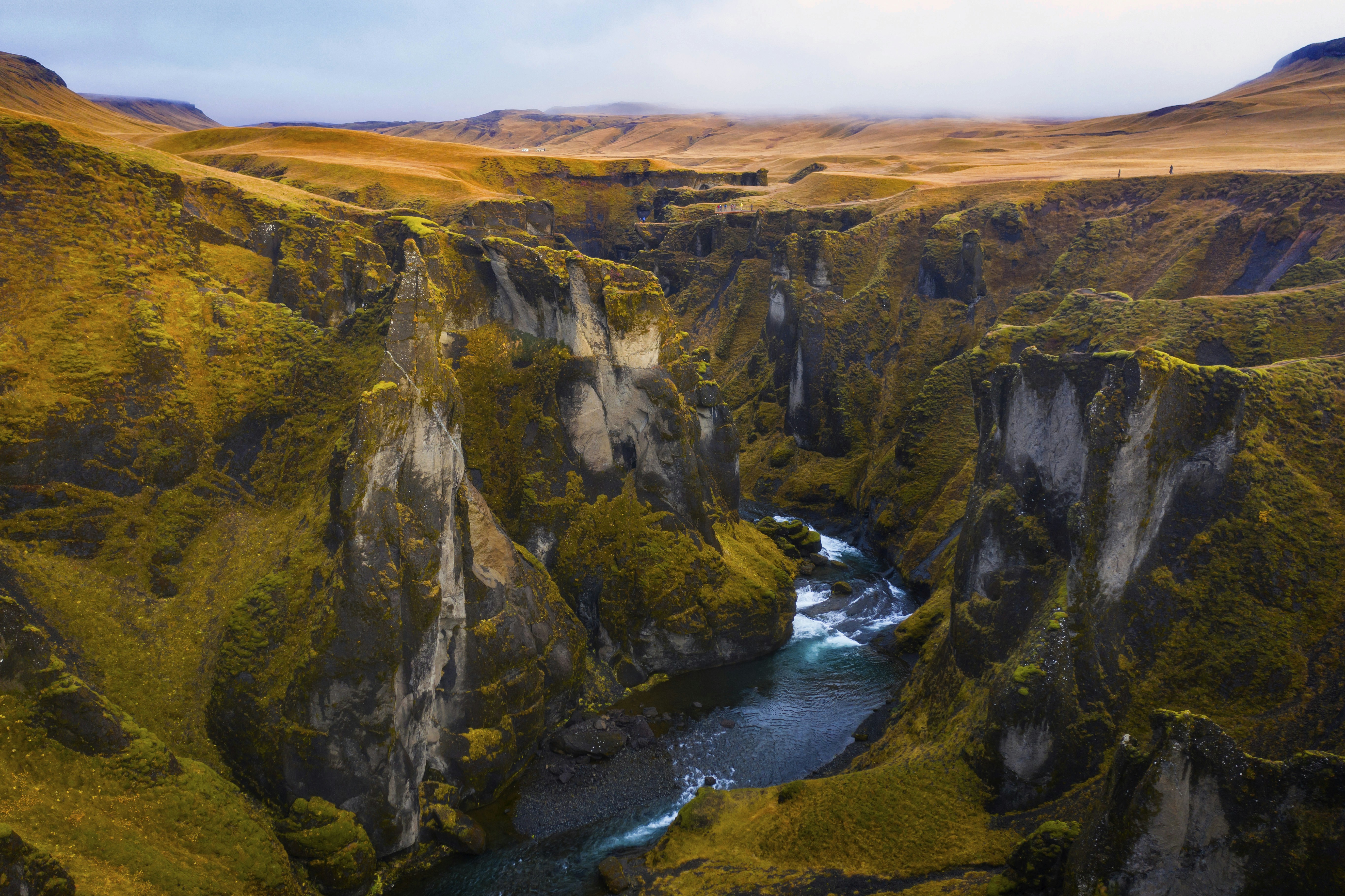 Une rivière qui traverse un canyon entouré de montagnes photo – Photo ...