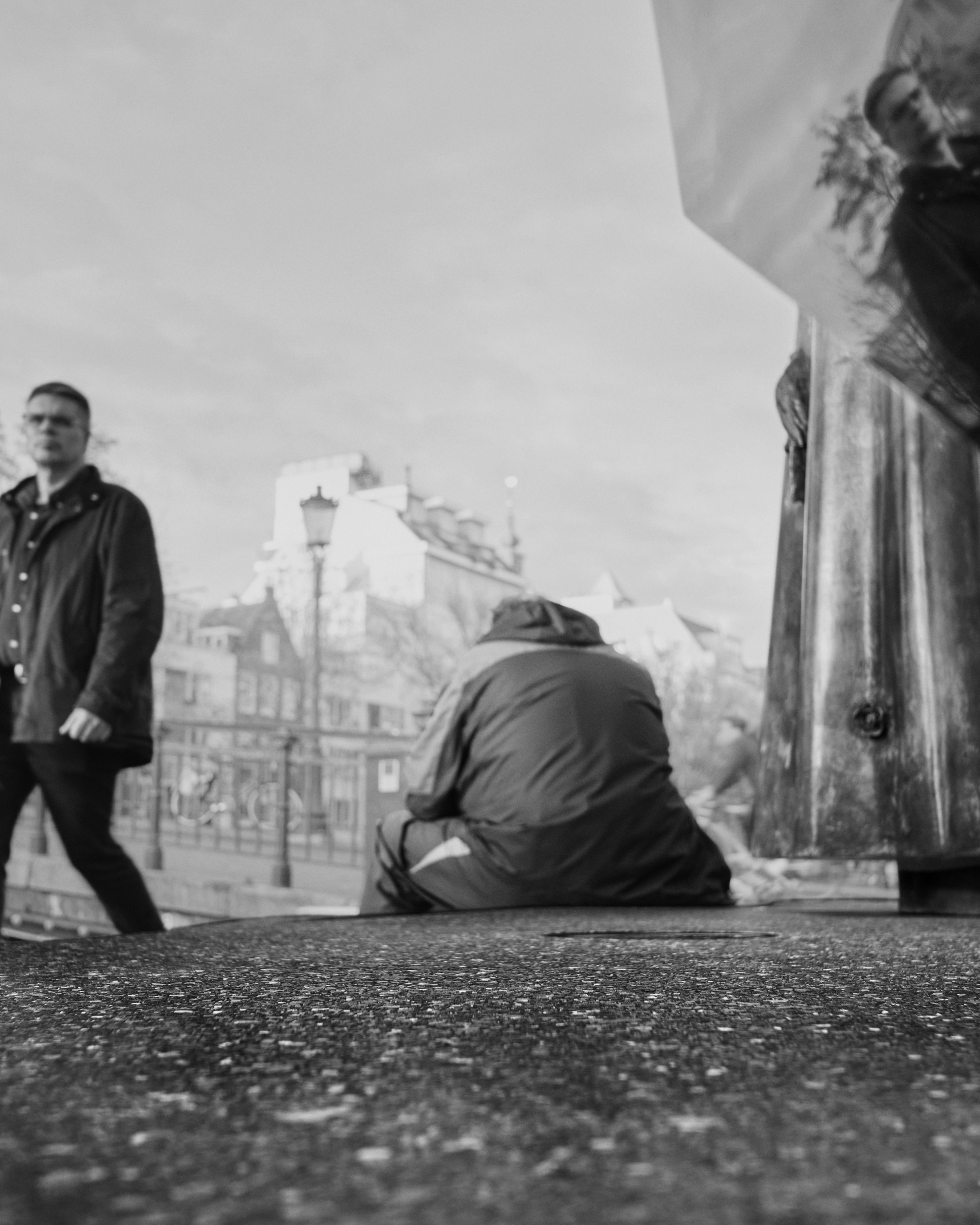Street Stillness: A Moment of Solitude by the Monument